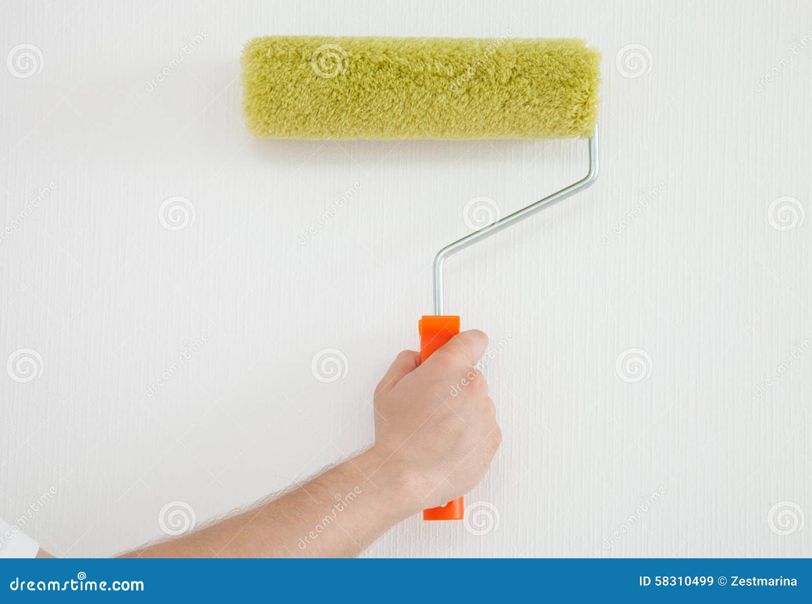 Mano Masculina Que Sostiene Un Rodillo Imagen de archivo - Imagen de ...