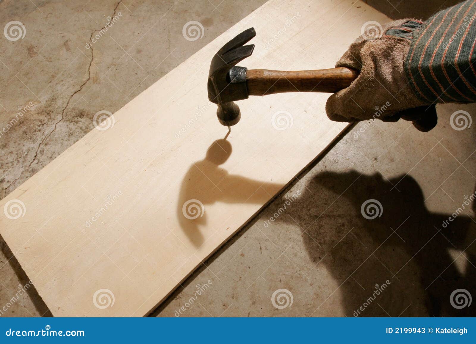Mano que martilla un clavo imagen de archivo. Imagen de viga - 2199943