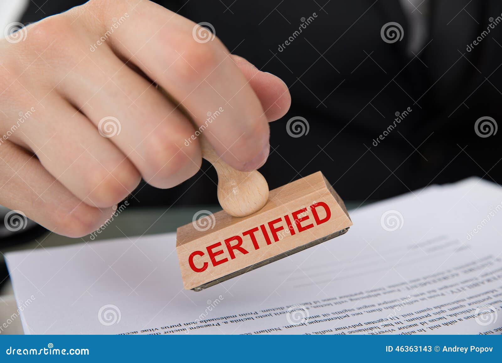Mano Que Sella El Documento Con El Sello De Goma Certificado Imagen de ...