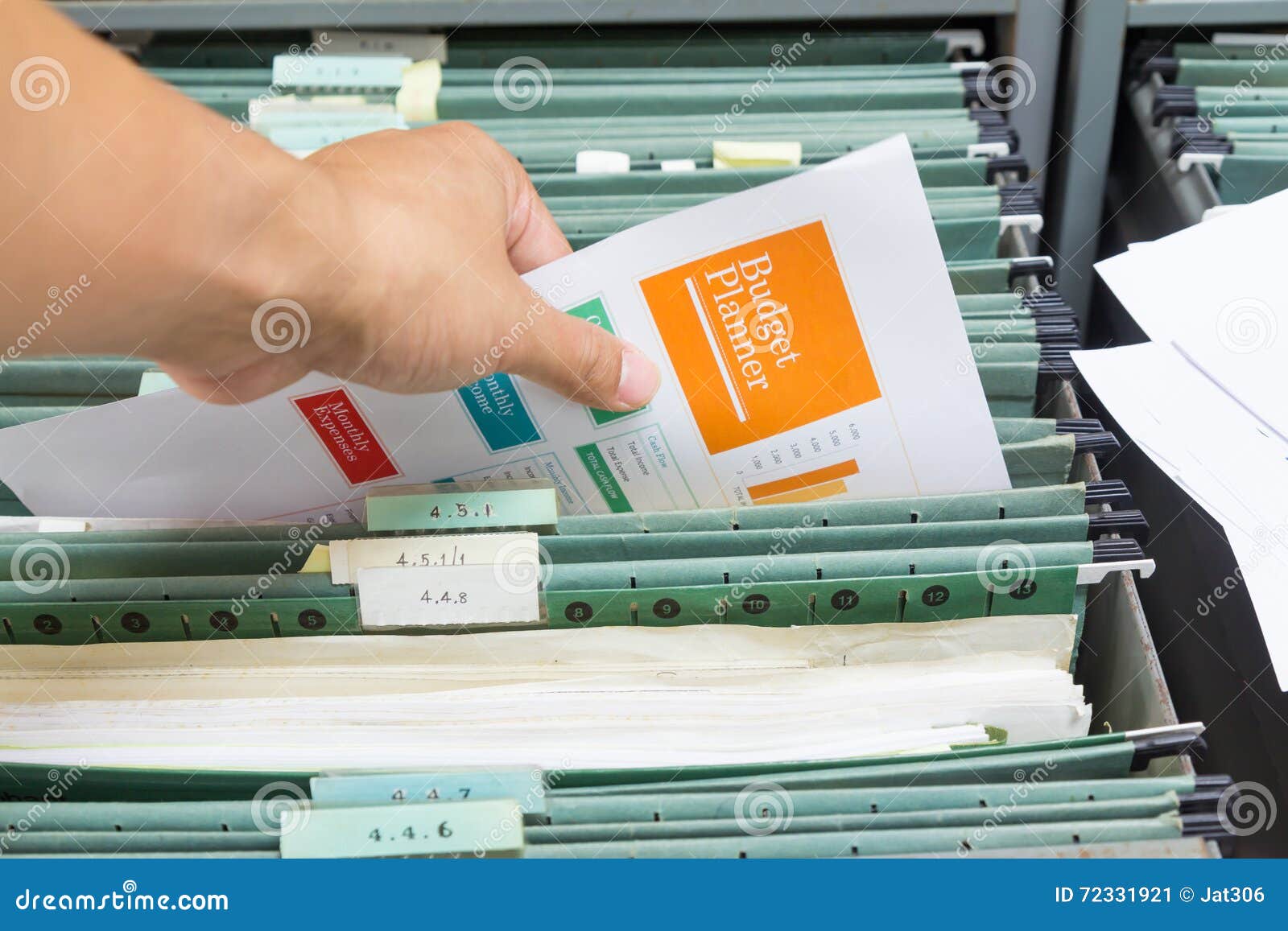 Mano Que Sostiene El Fichero De Informe Imagen de archivo - Imagen de ...