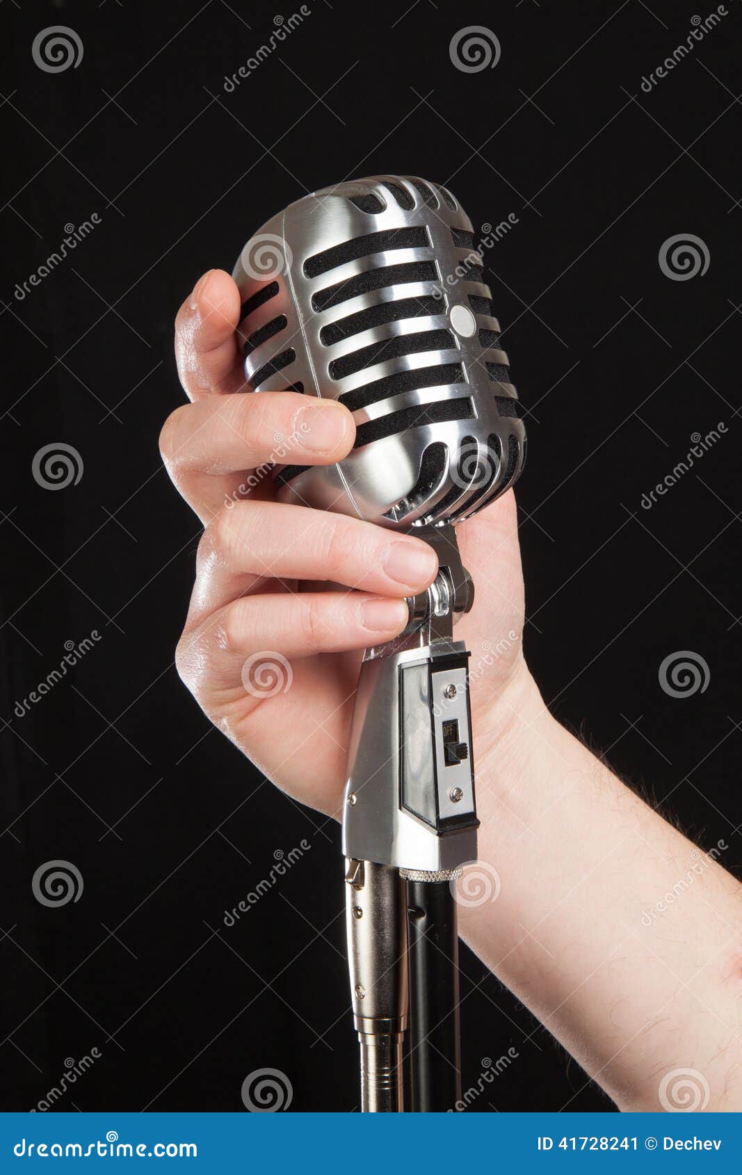 Mano Que Sostiene Un Micrófono Retro Imagen de archivo - Imagen de ...