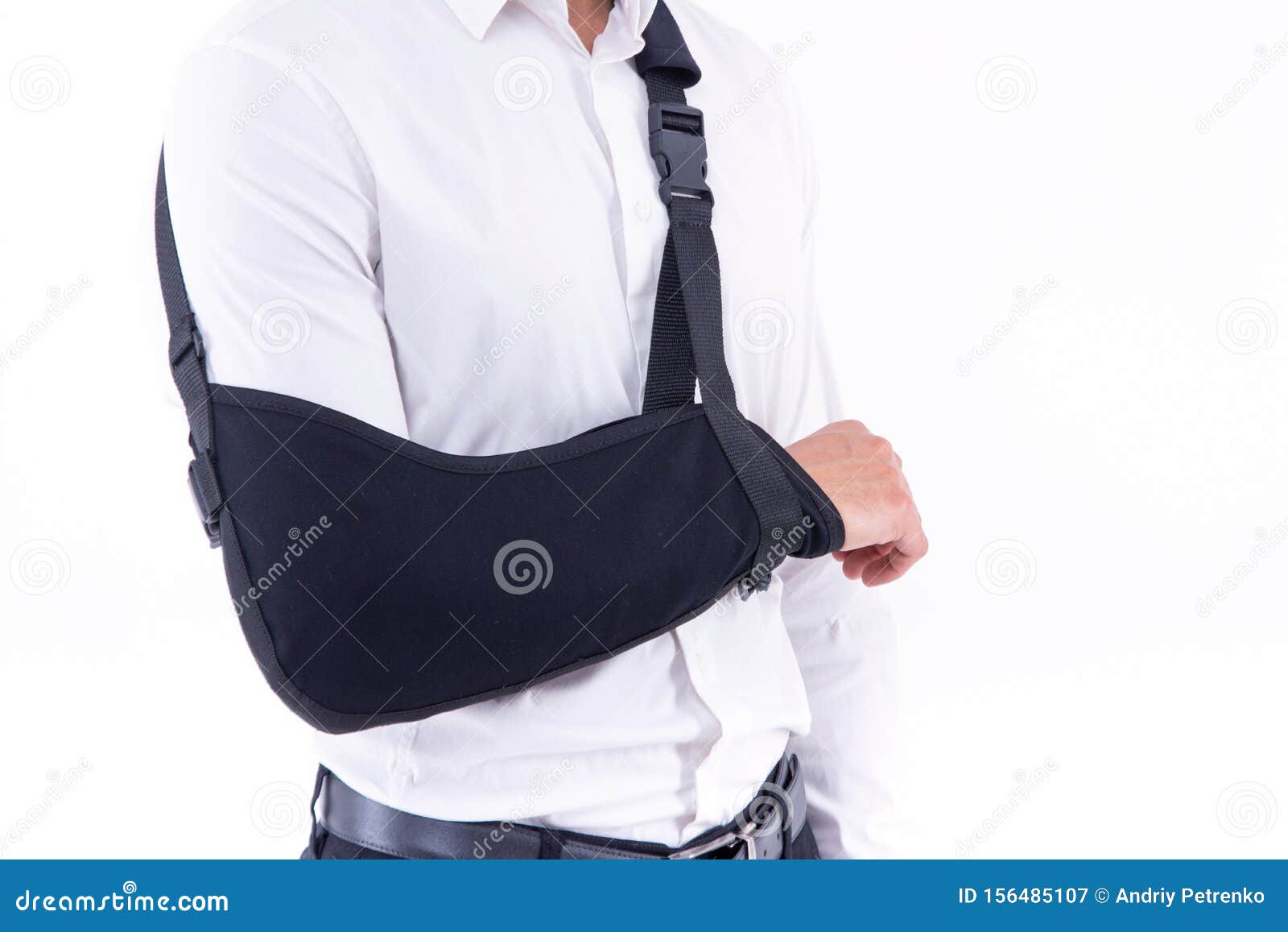 Mano rota usando un brazo imagen de archivo. Imagen de médico - 156485107