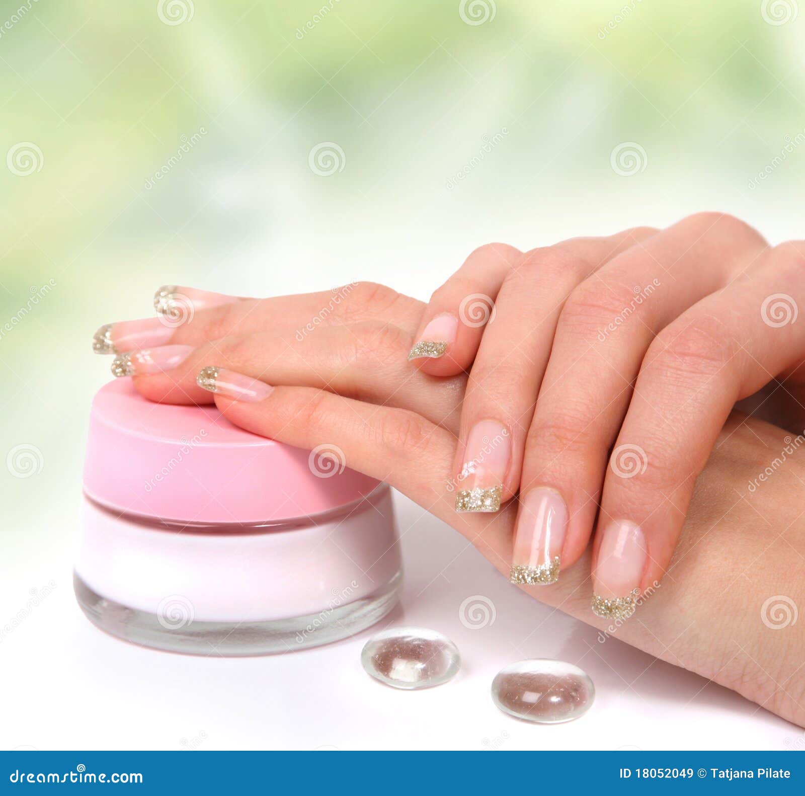 Mano sana en verde imagen de archivo. Imagen de salud - 18052049