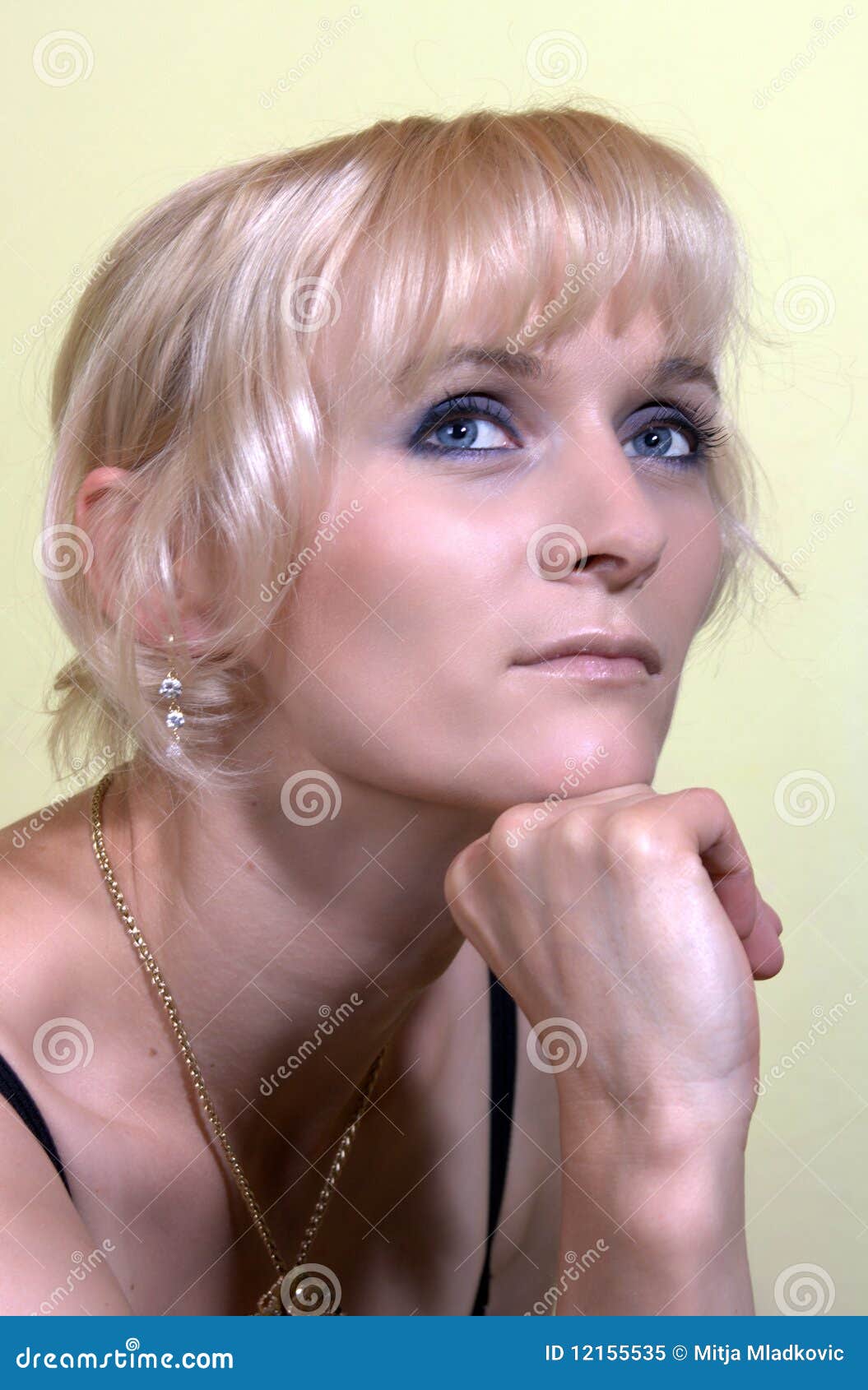 Mano sotto il mento immagine stock. Immagine di donna - 12155535