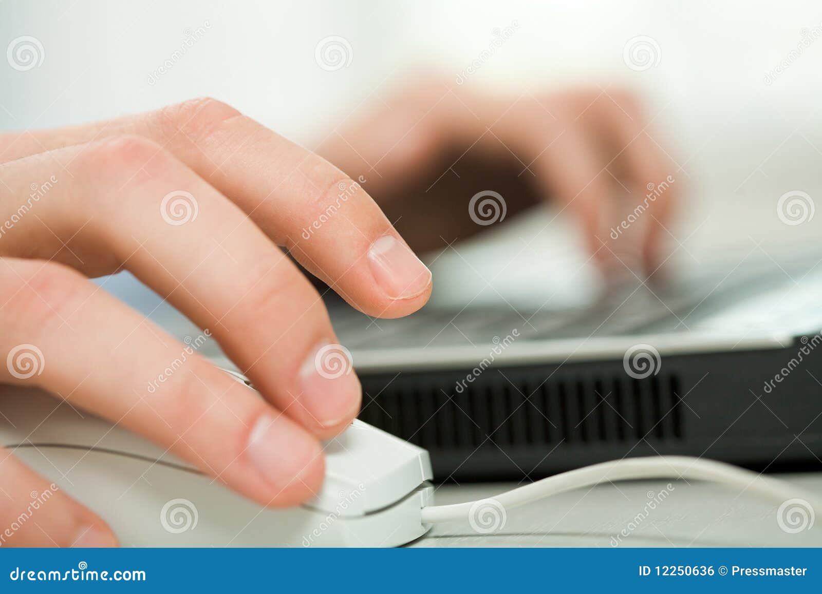 Mano sul mouse fotografia stock. Immagine di particolare - 12250636