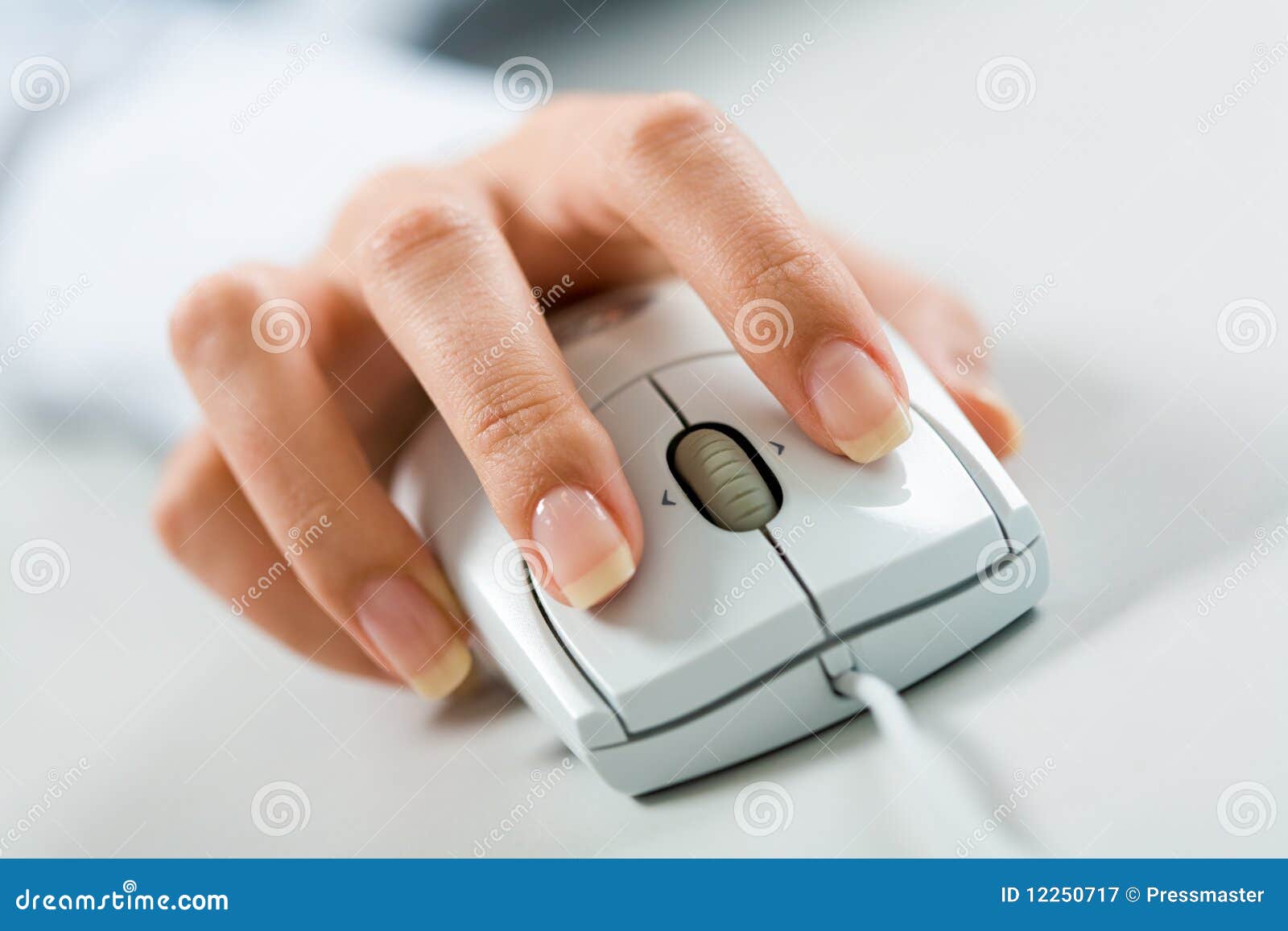 Mano sul mouse immagine stock. Immagine di mano, oggetto - 12250717