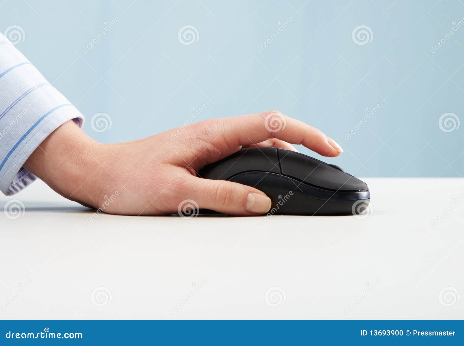 Mano sul mouse fotografia stock. Immagine di chiusura - 13693900