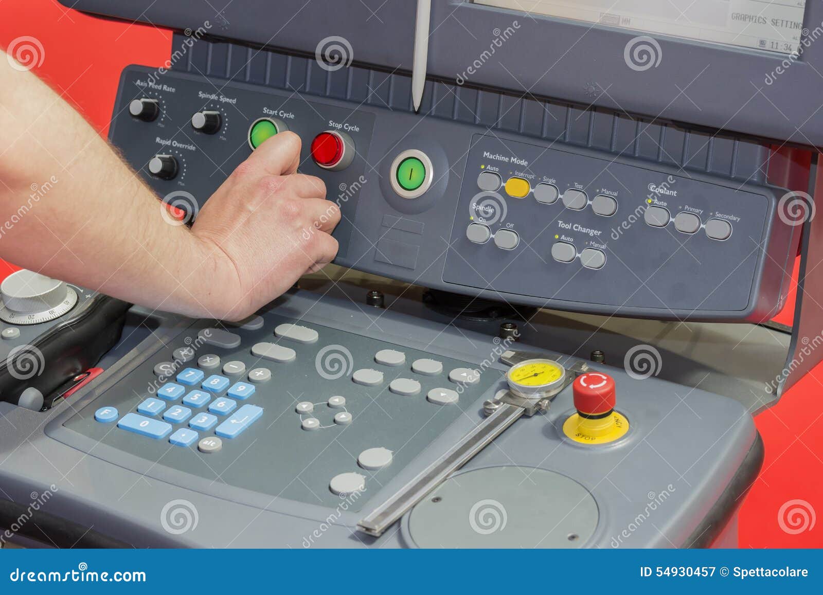 Mano Usando El Panel De Control De Una Máquina Del CNC Imagen de ...