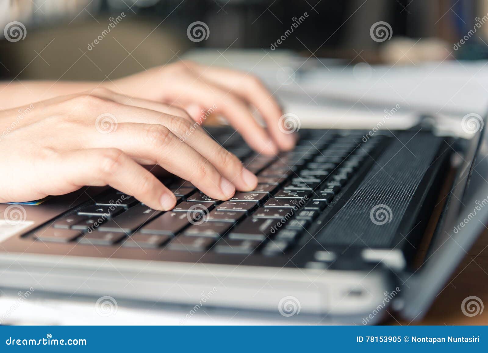 Mano usando el teclado imagen de archivo. Imagen de internet - 78153905