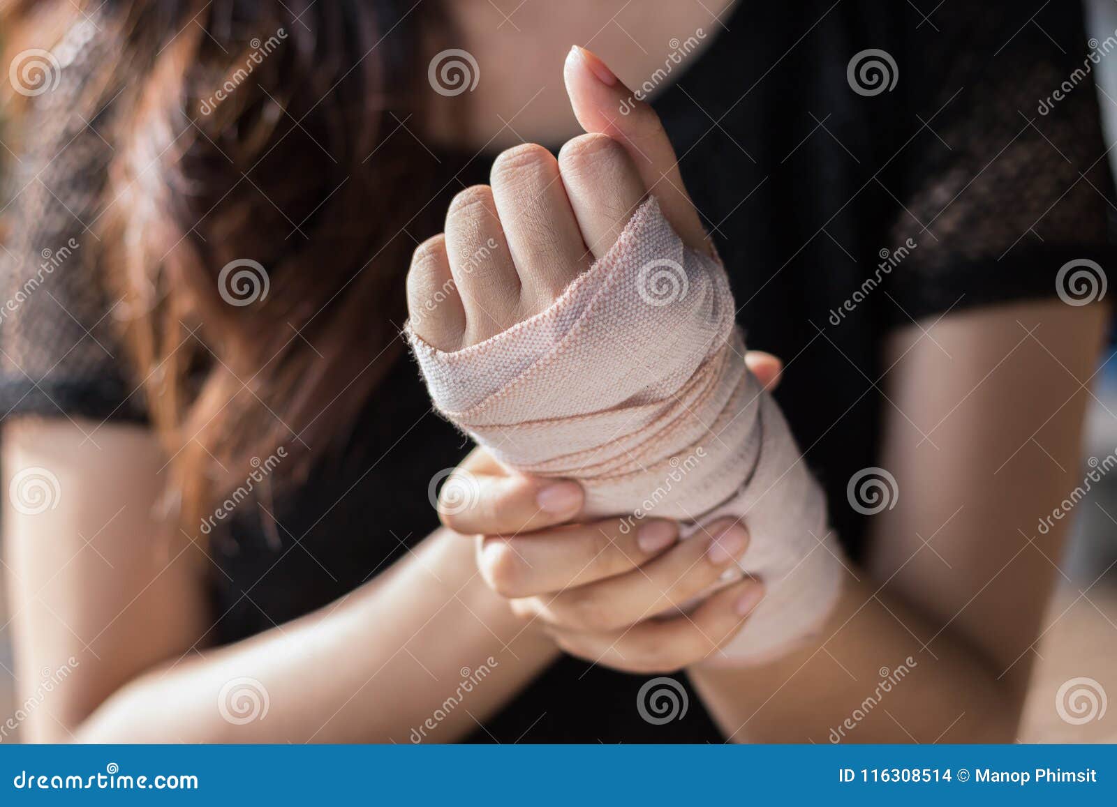 Mano Vendada En Luz Y Sombra Foto de archivo - Imagen de emergencia ...