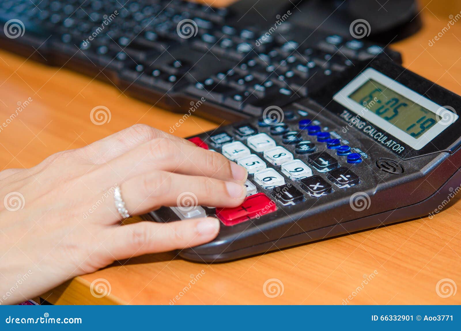 Mano y calculadora imagen de archivo. Imagen de objeto - 66332901