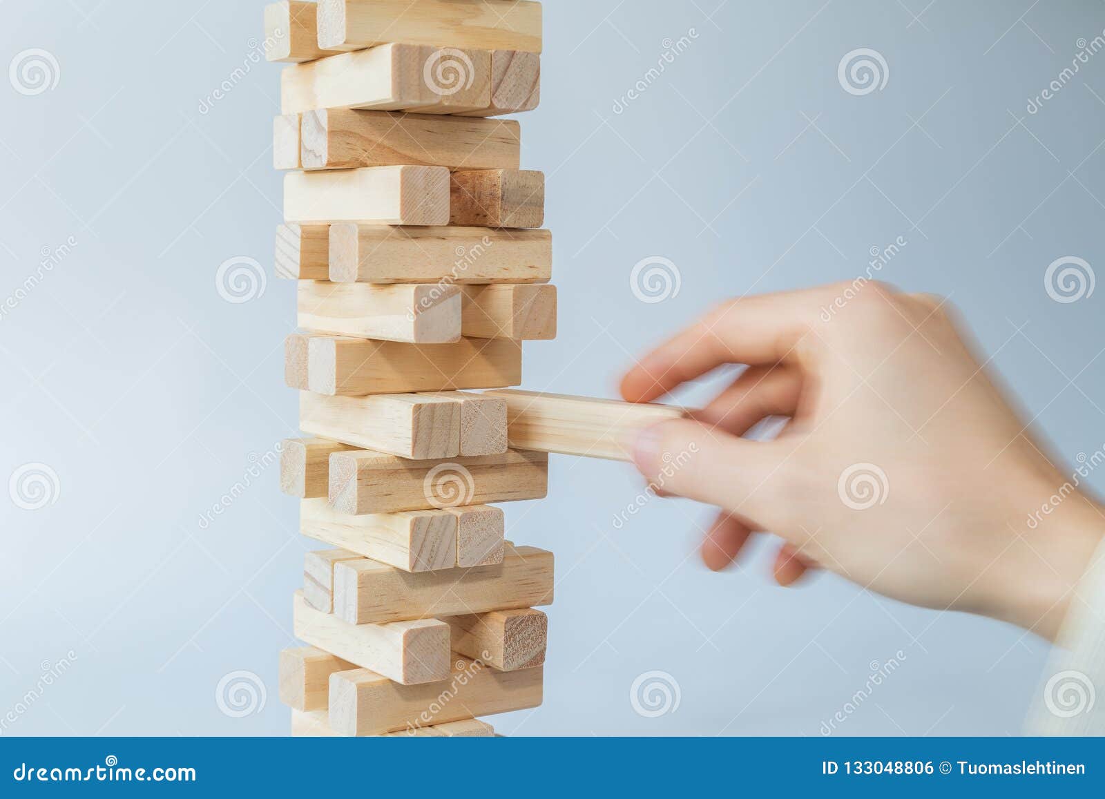 Mano Y Torre De Bloques De Madera Foto de archivo - Imagen de juego ... Mano Y Torre De Bloques De Madera Foto de archivo - Imagen de juego ...