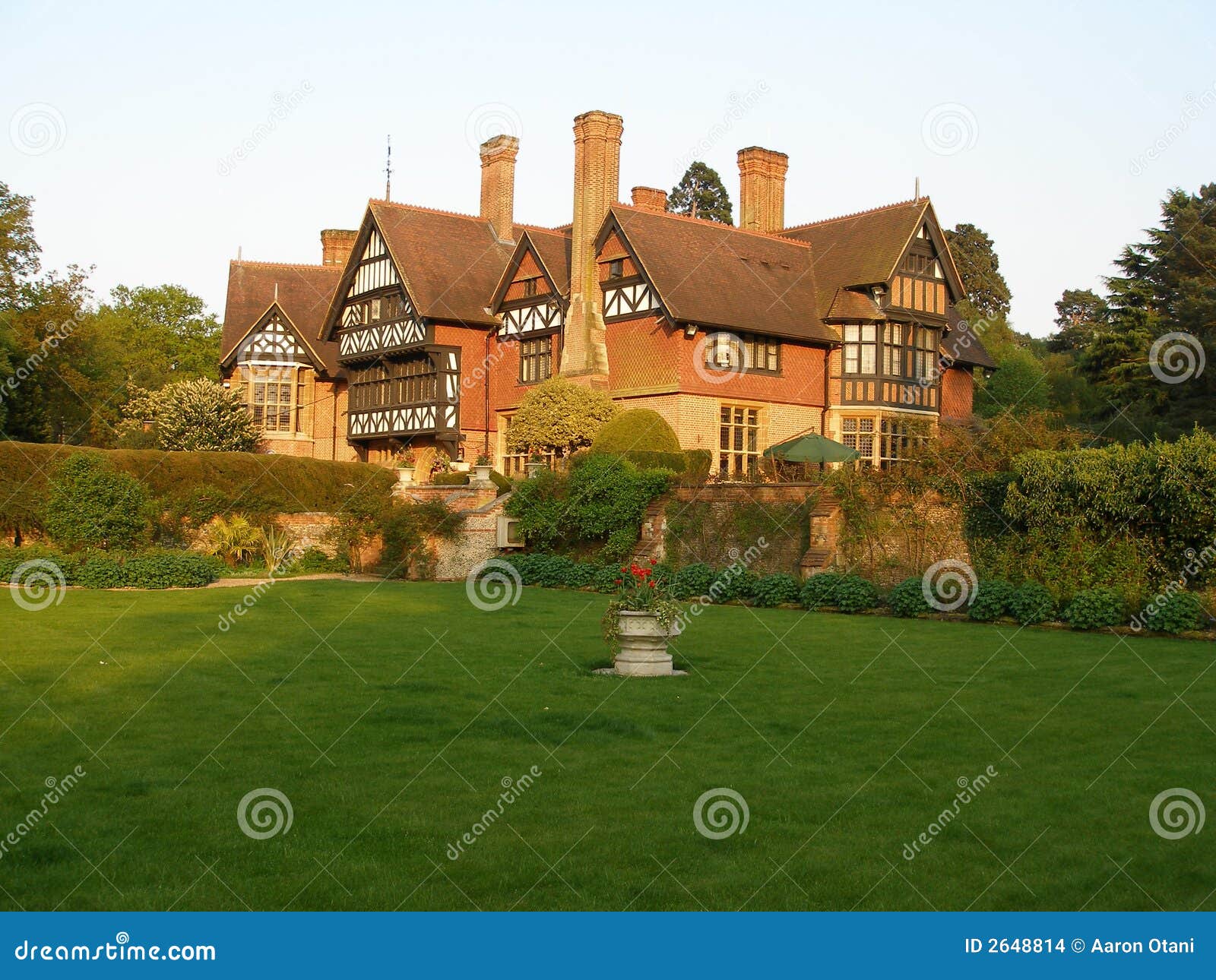 Manoir anglais de maison photo stock. Image du toit, gilbert - 2648814