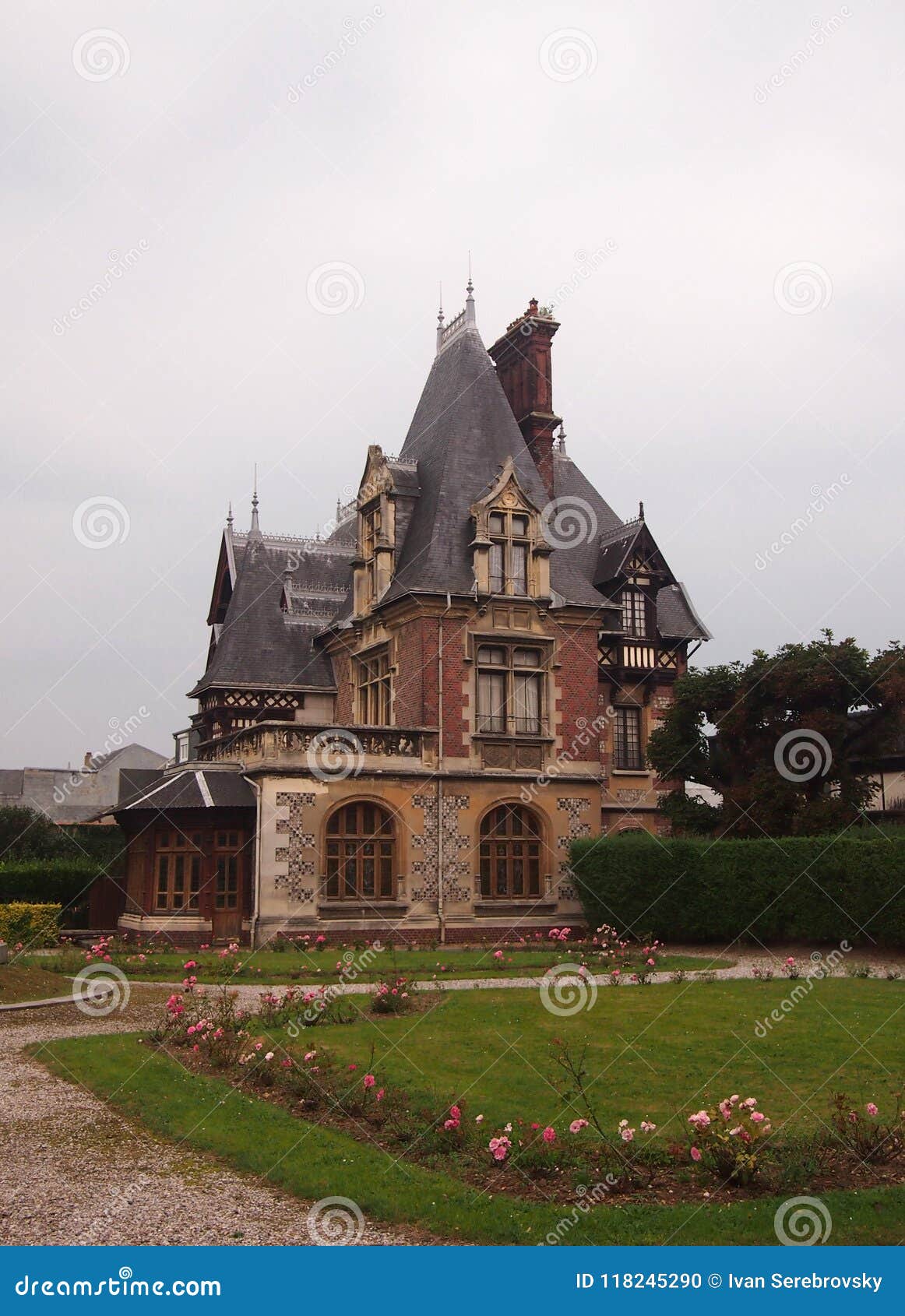 Manoir Dans Le Style Victorien Photo stock - Image du victorien, france ...