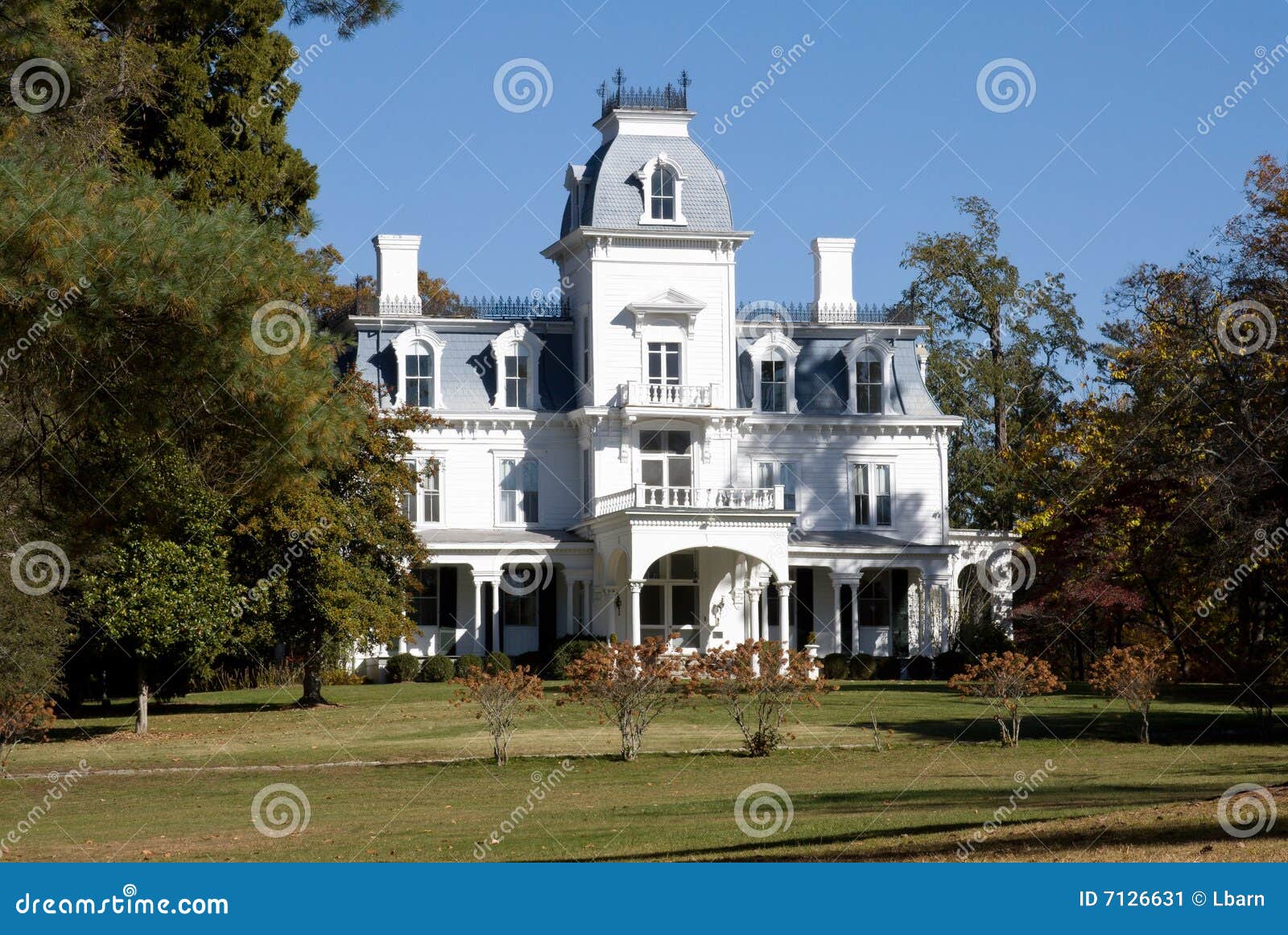 Manoir fleuri de montagne image stock. Image du cheminée - 7126631