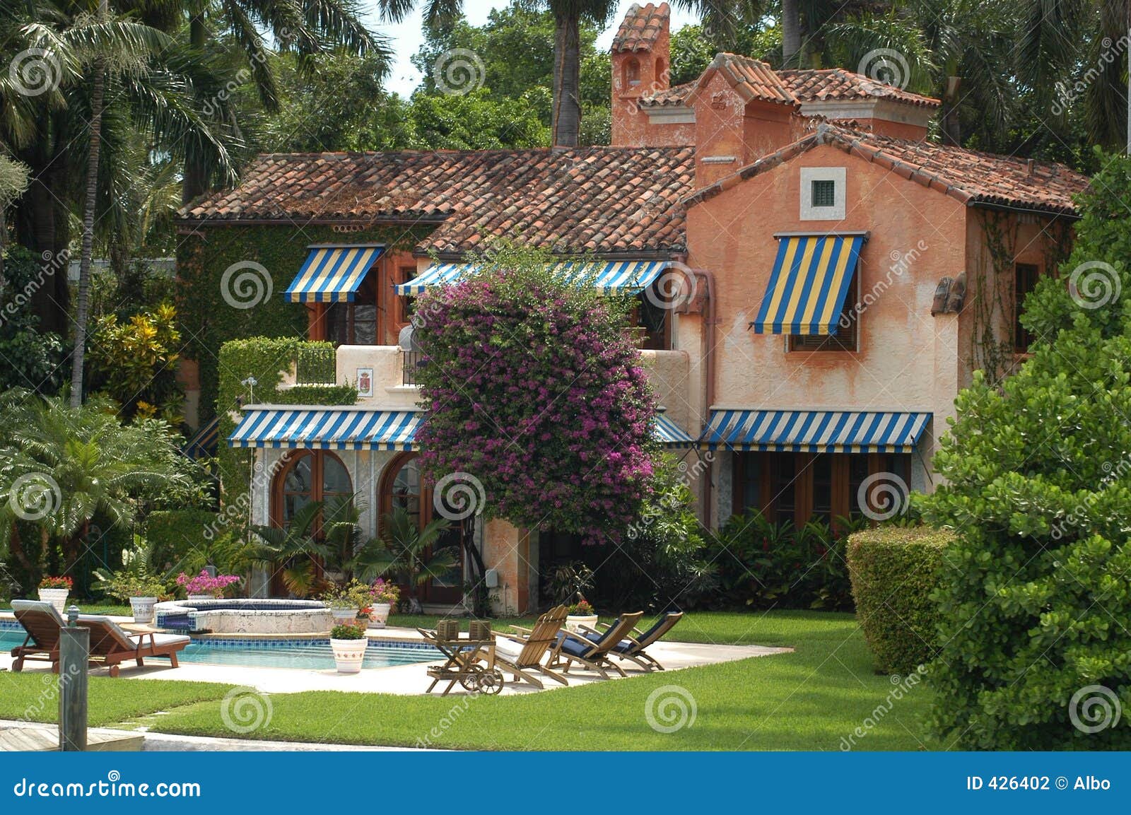 Manoir luxueux photo stock. Image du états, étoile, herbe - 426402