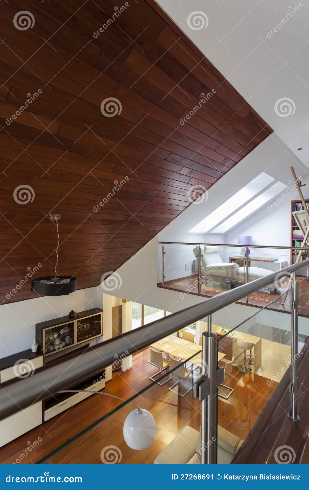 Manoir Moderne Avec Le Plafond En Bois Image stock - Image du ...