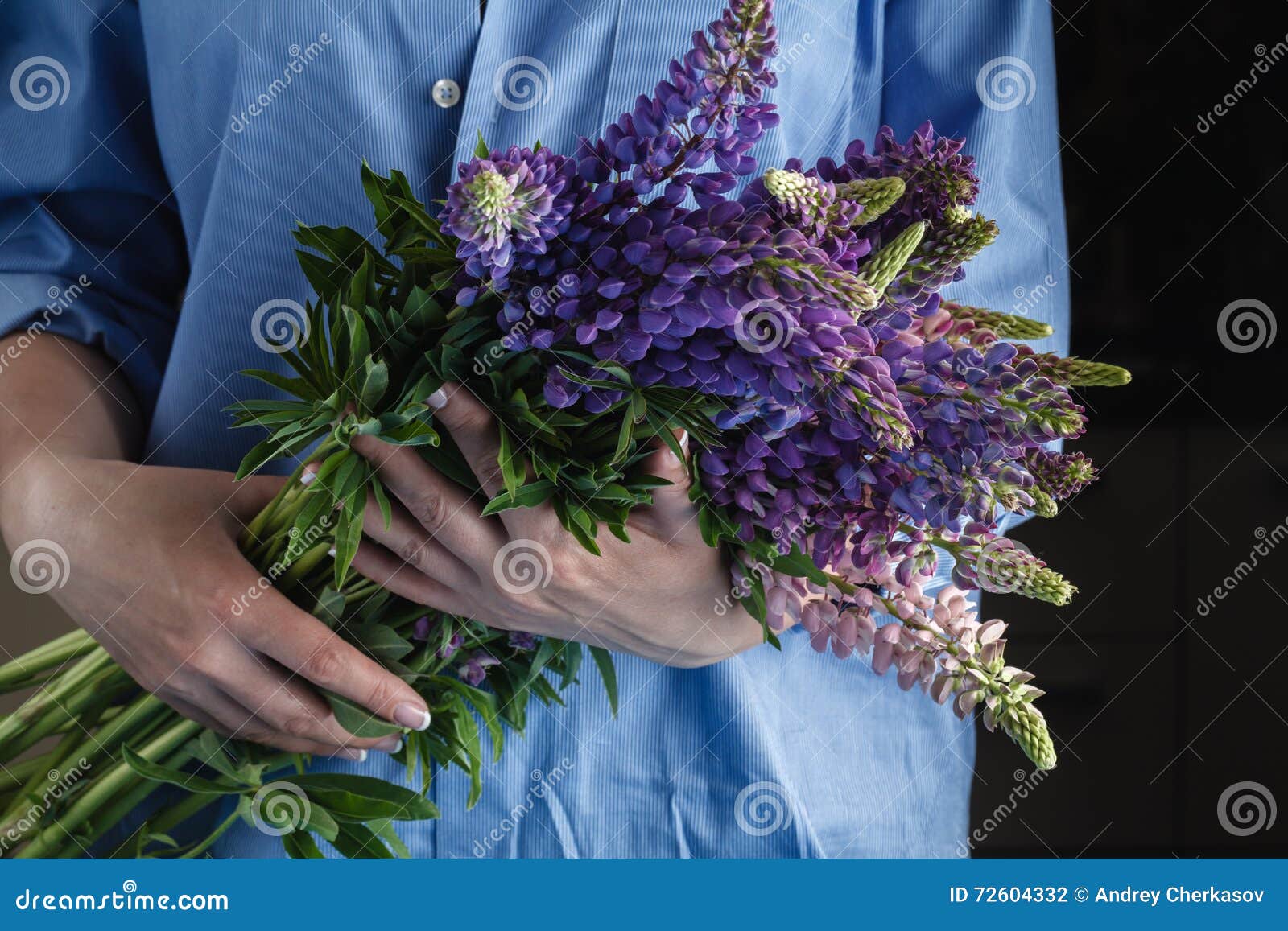 Manojo de flores en manos foto de archivo. Imagen de floral - 72604332