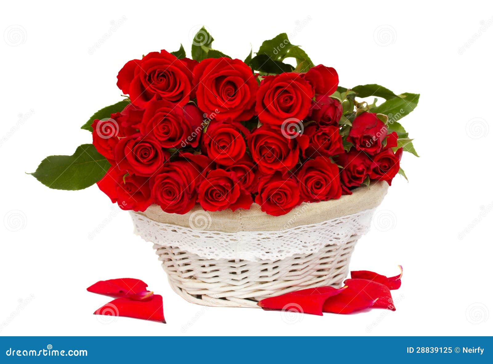 Manojo De Rosas Rojas En Cesta Imagen de archivo - Imagen de color ...