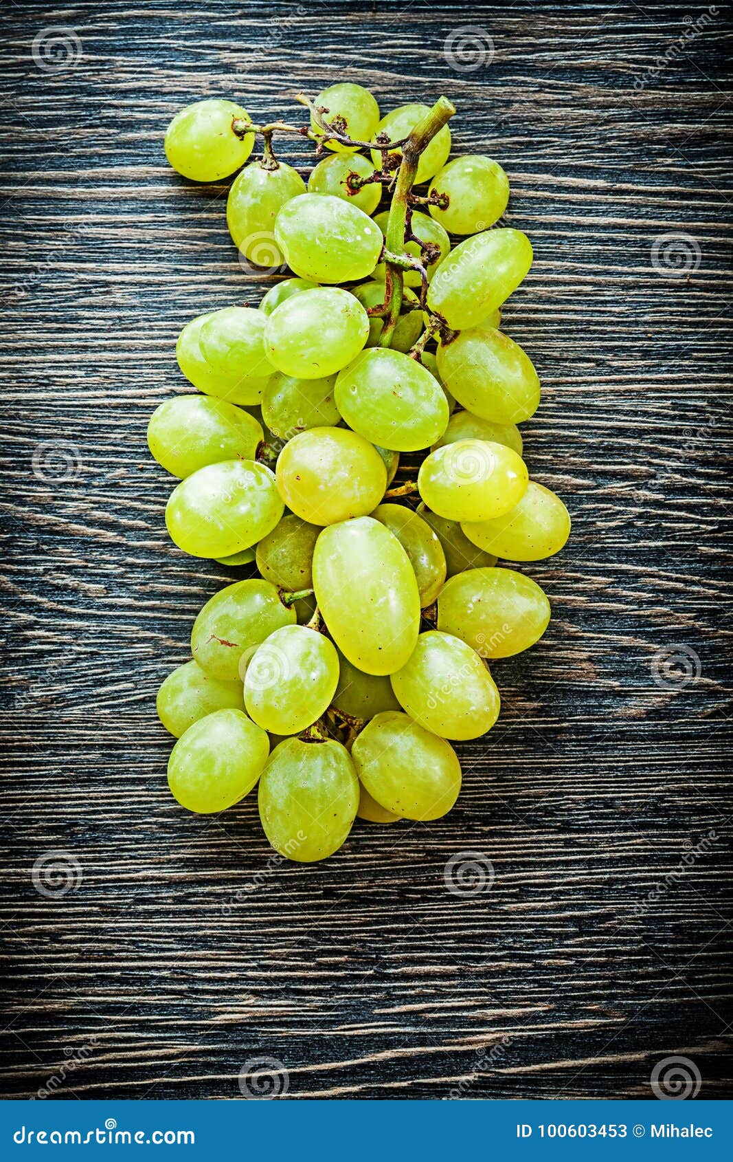 Manojo De Uvas Blancas En Concepto De La Comida Del Tablero De Madera ...