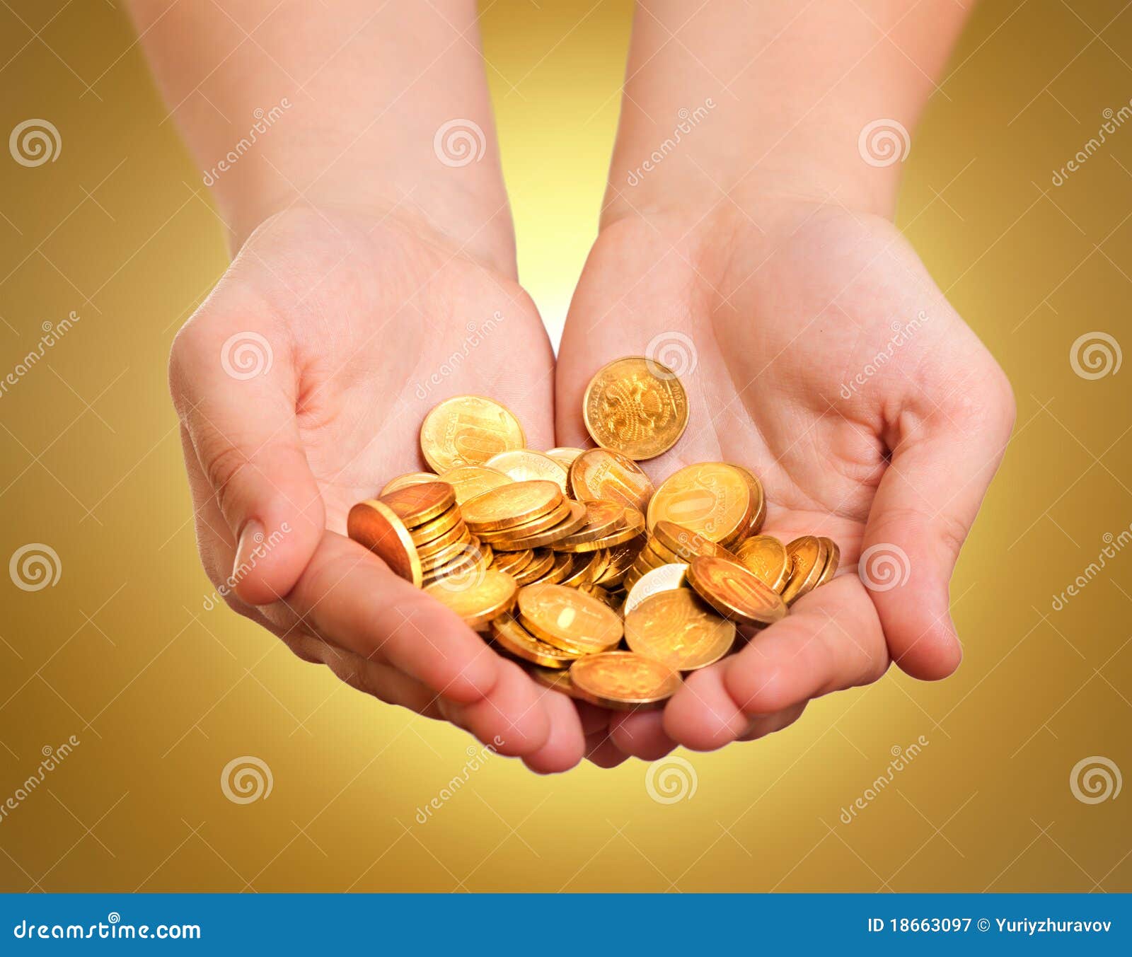 Manos Con Las Monedas De Oro Imagen de archivo - Imagen de compra ...