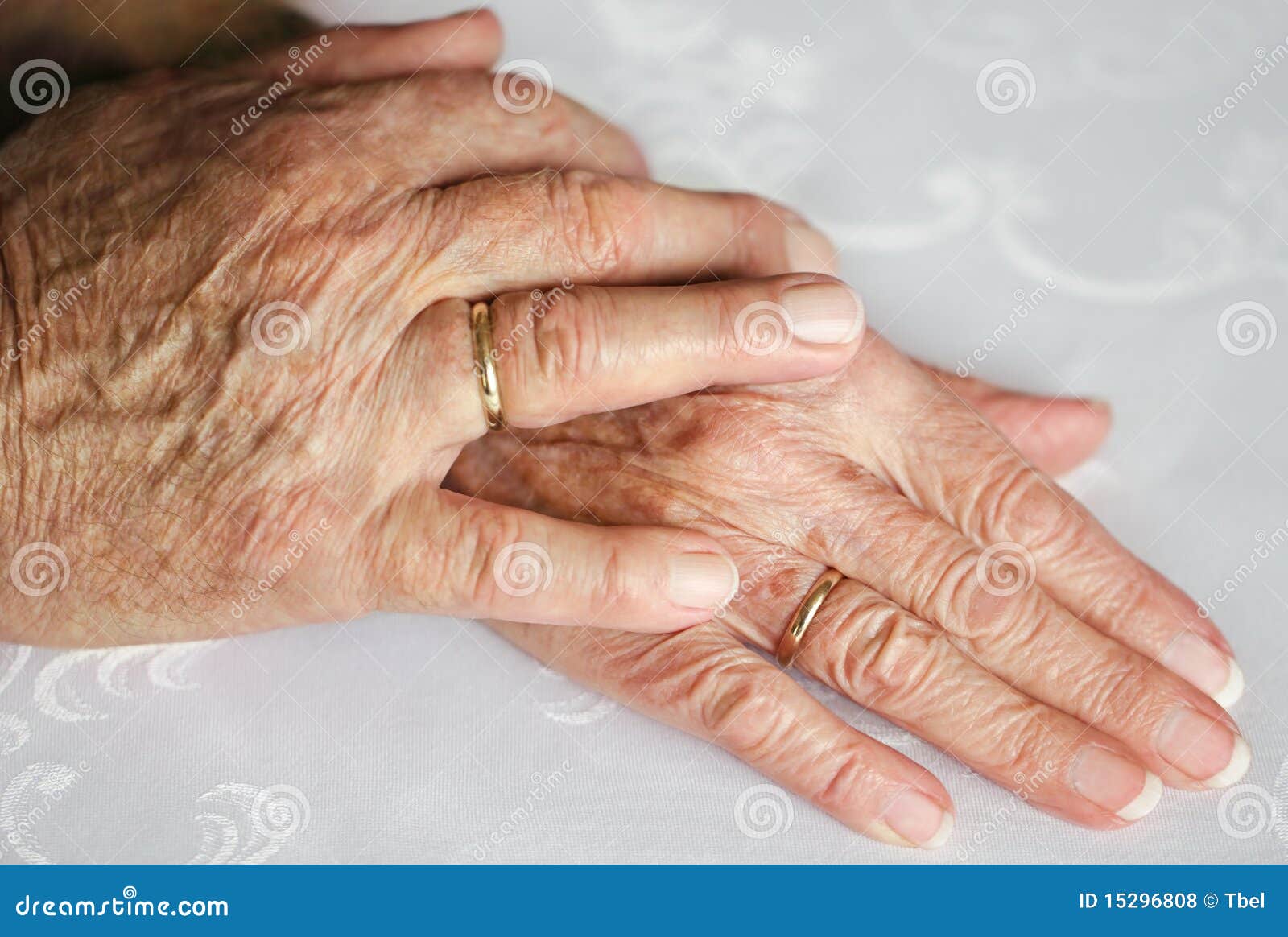 Manos Con Los Anillos De Bodas Foto de archivo - Imagen de madurado ...