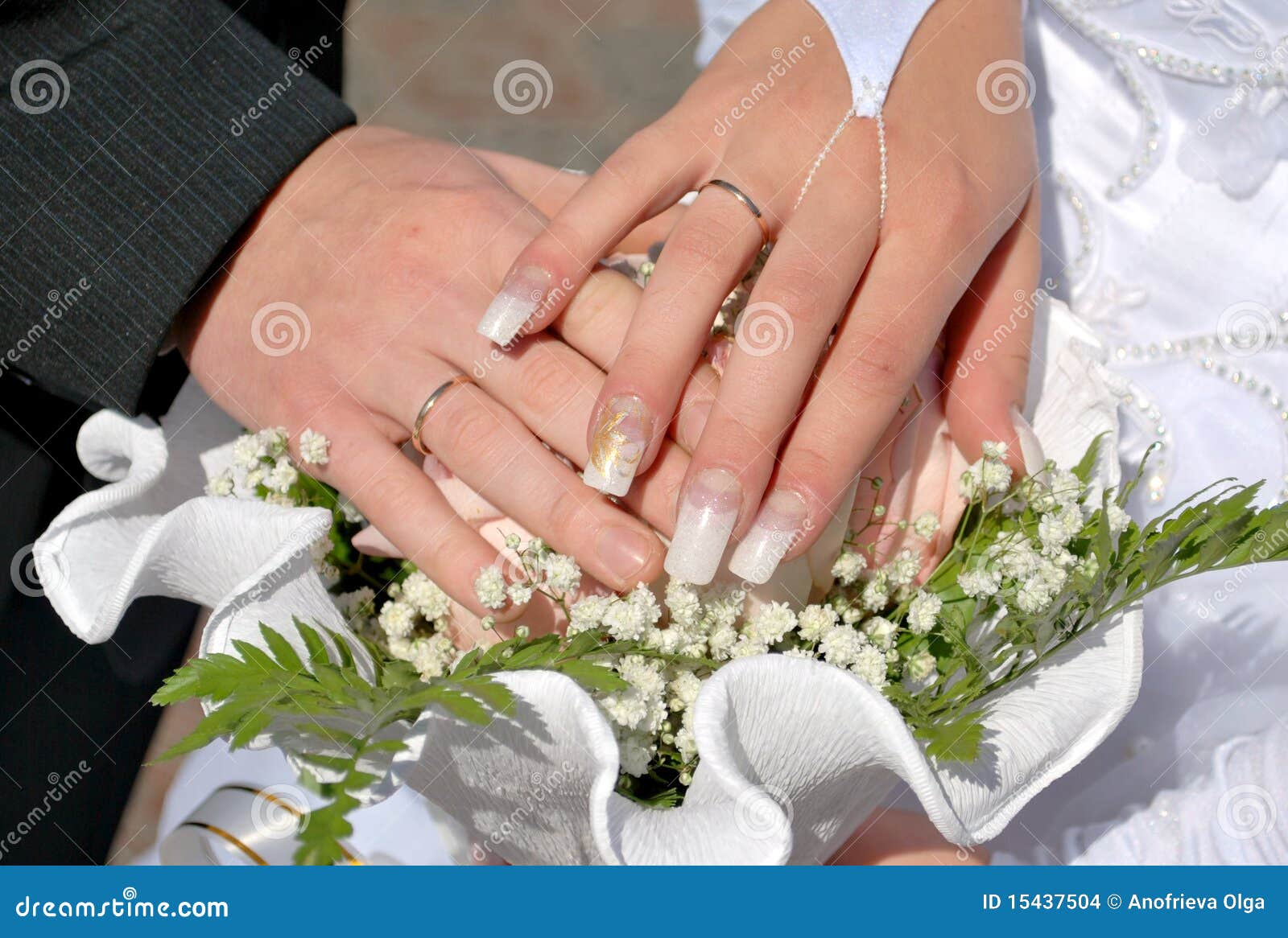 Manos Con Los Anillos De Bodas Foto de archivo - Imagen de prepare ...
