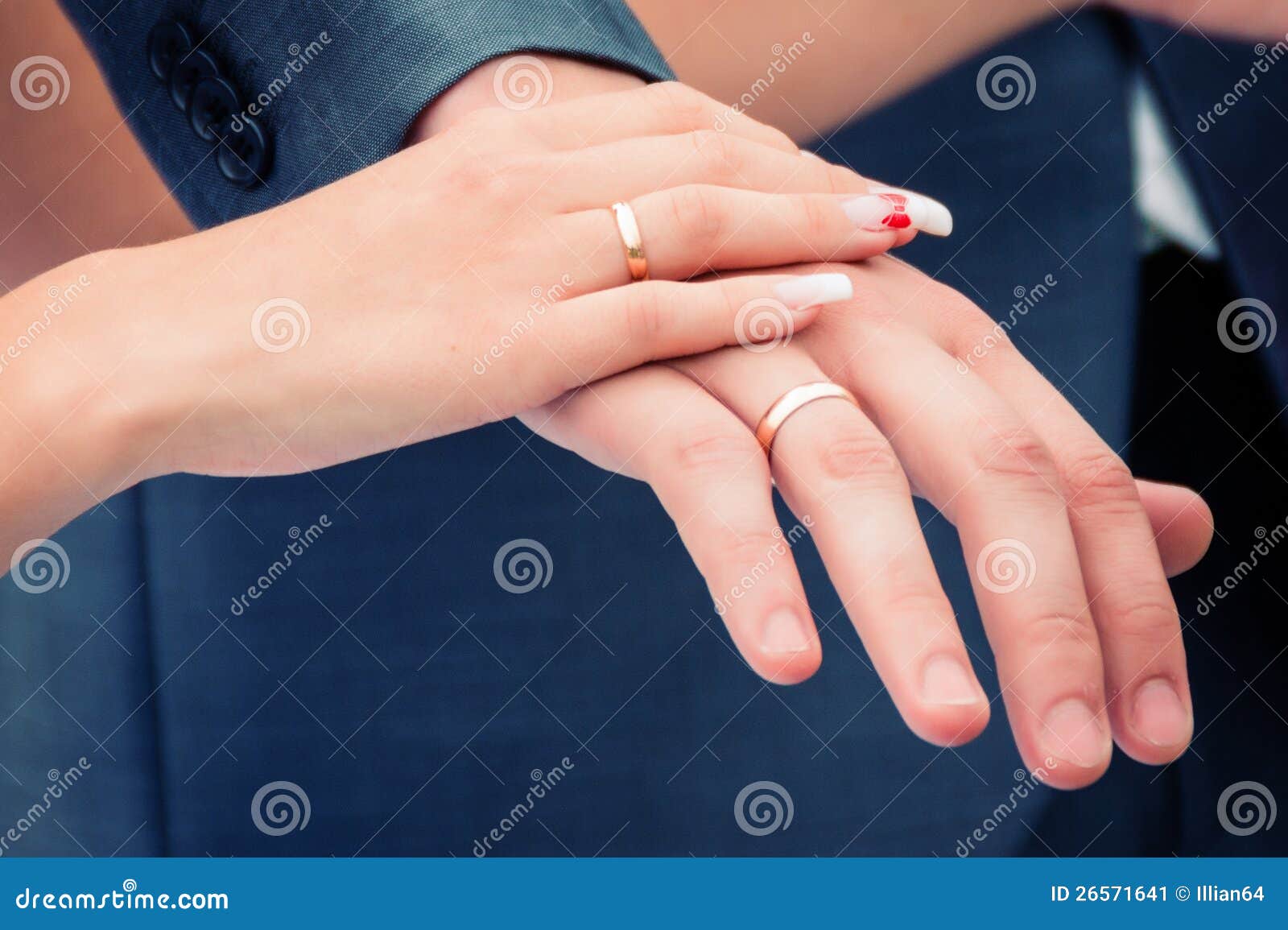 Manos Con Los Anillos De Bodas Imagen de archivo - Imagen de casado ...