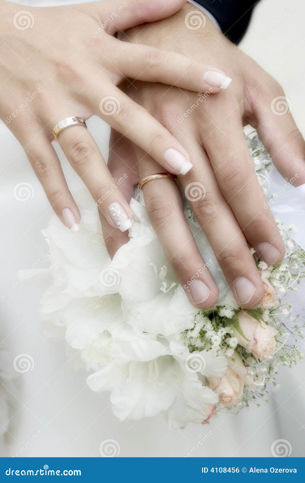 Manos Con Los Anillos De Bodas Foto de archivo - Imagen de hombre ...