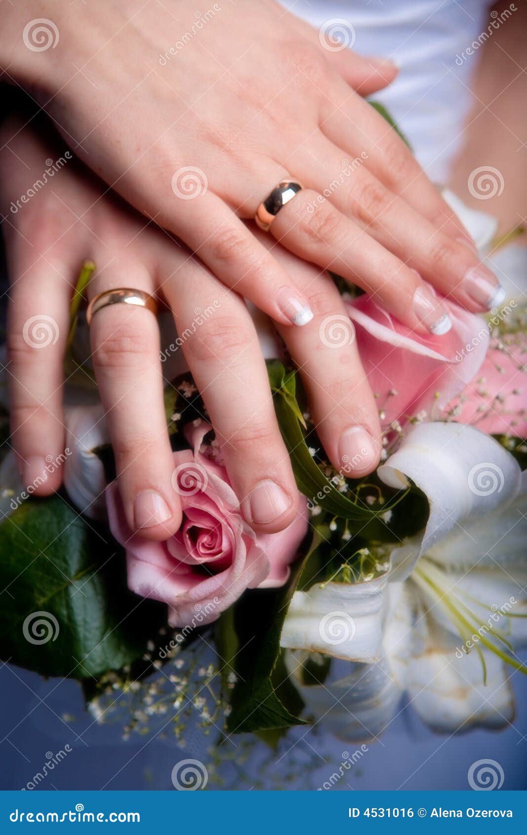 Manos Con Los Anillos De Bodas Foto de archivo - Imagen de nana ...