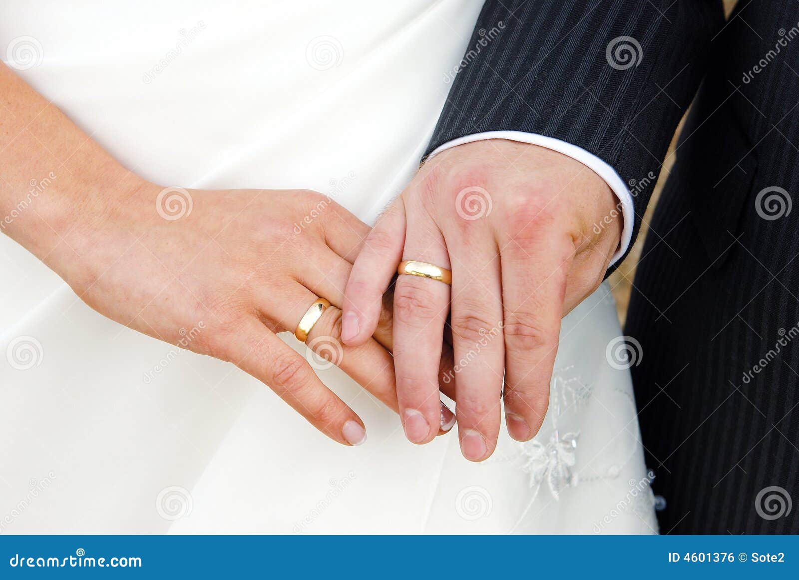 Manos Con Los Anillos De Bodas Foto de archivo - Imagen de pares ...