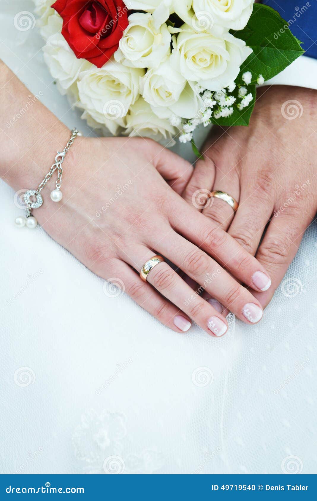 Manos Con Los Anillos De Bodas Foto de archivo - Imagen de actitud ...