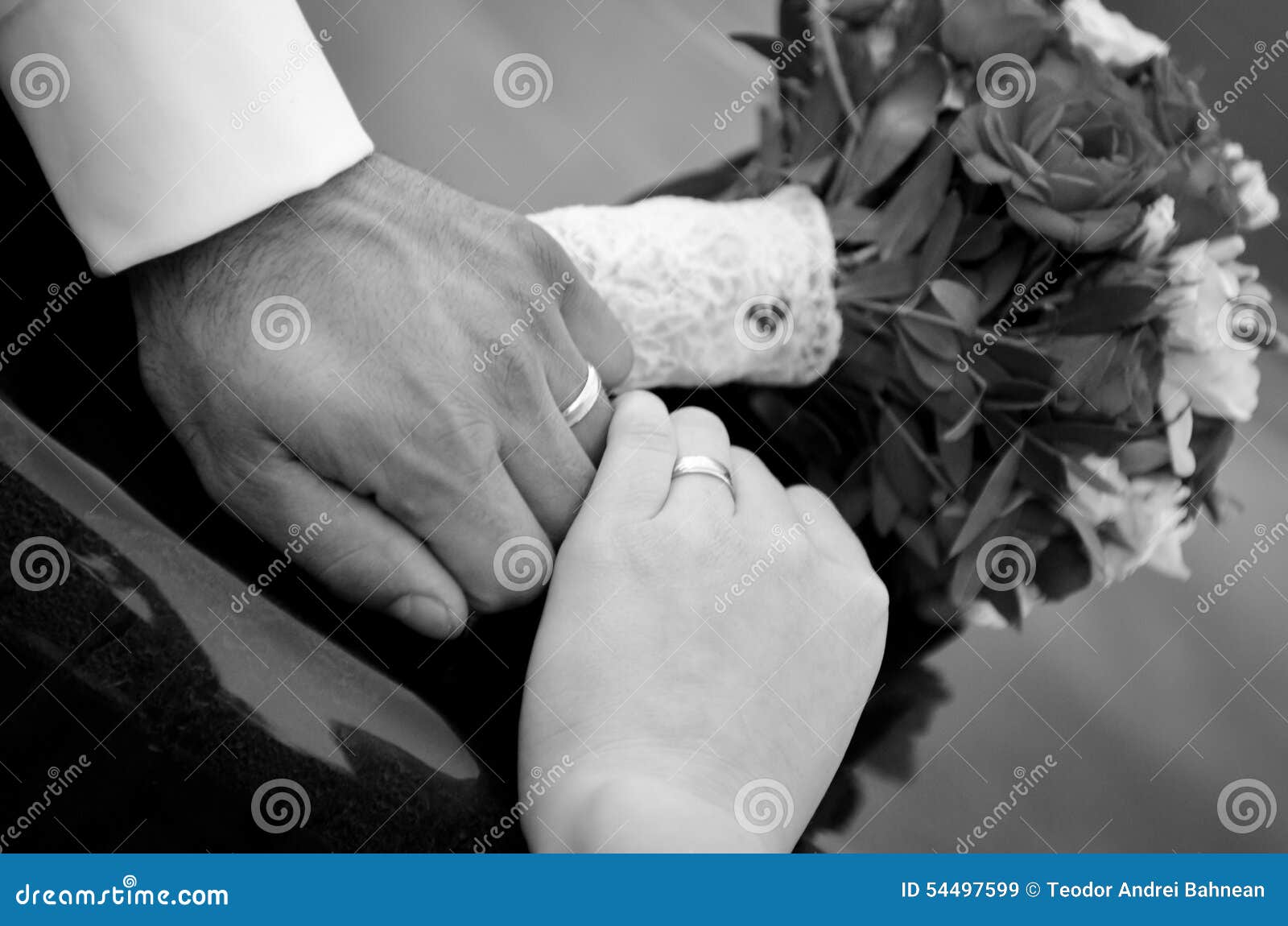 Manos Con Los Anillos De Bodas Imagen de archivo - Imagen de hermoso ...