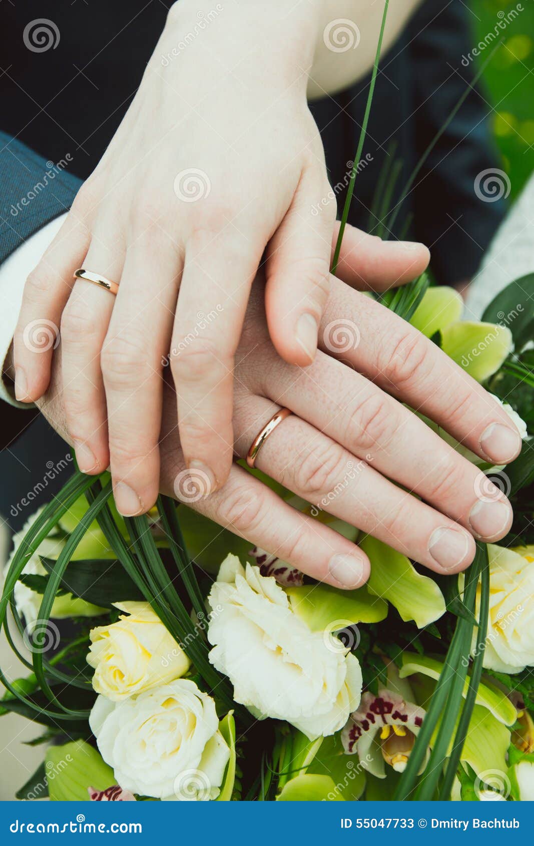 Manos Con Los Anillos De Bodas Imagen de archivo - Imagen de etnicidad ...