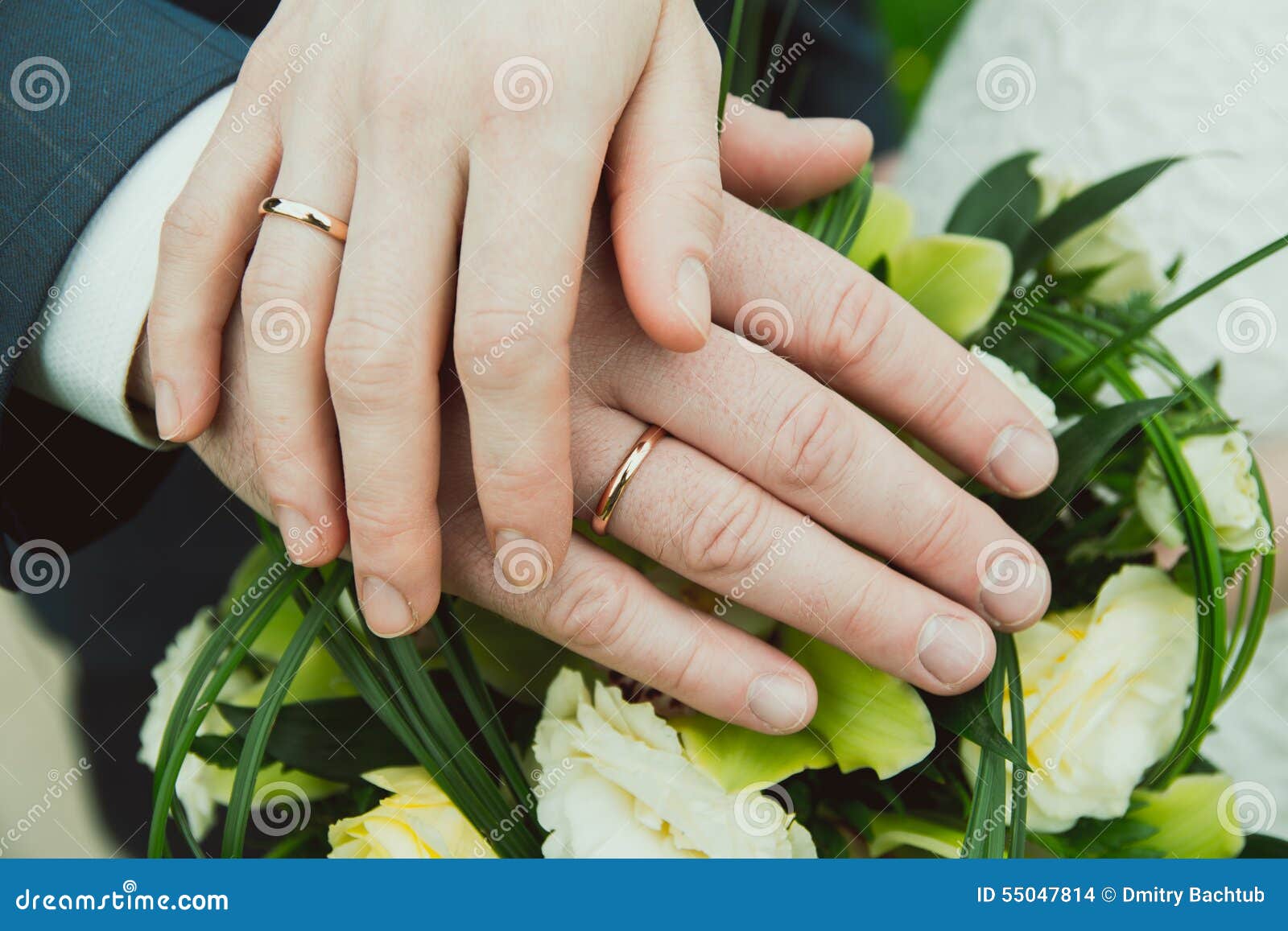 Manos Con Los Anillos De Bodas Foto de archivo - Imagen de floral ...