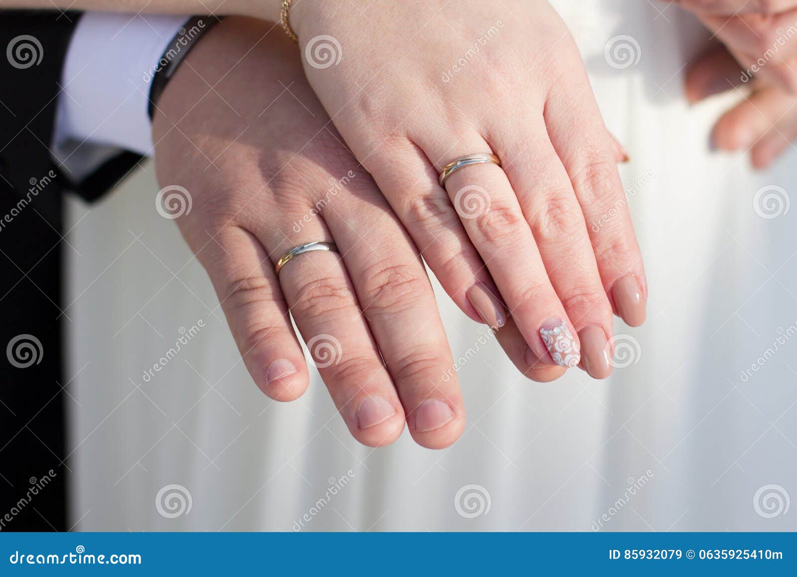 Manos Con Los Anillos De Bodas Imagen de archivo - Imagen de case ...