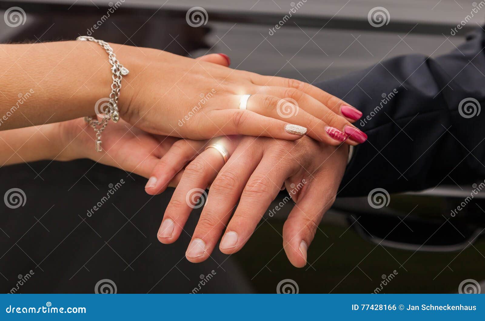 Manos Con Los Anillos De Bodas Que Brillan Foto de archivo - Imagen de ...