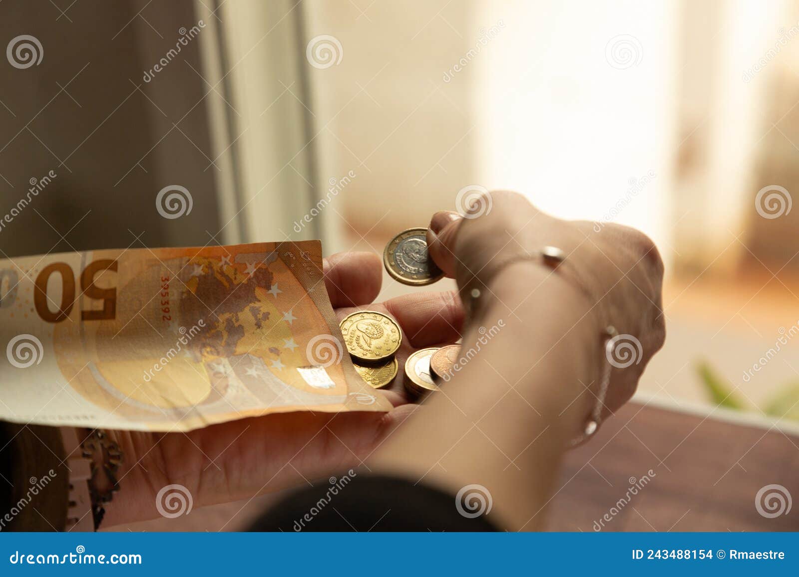 Manos Con Monedas Y Billetes Contando Dinero Foto de archivo - Imagen ...