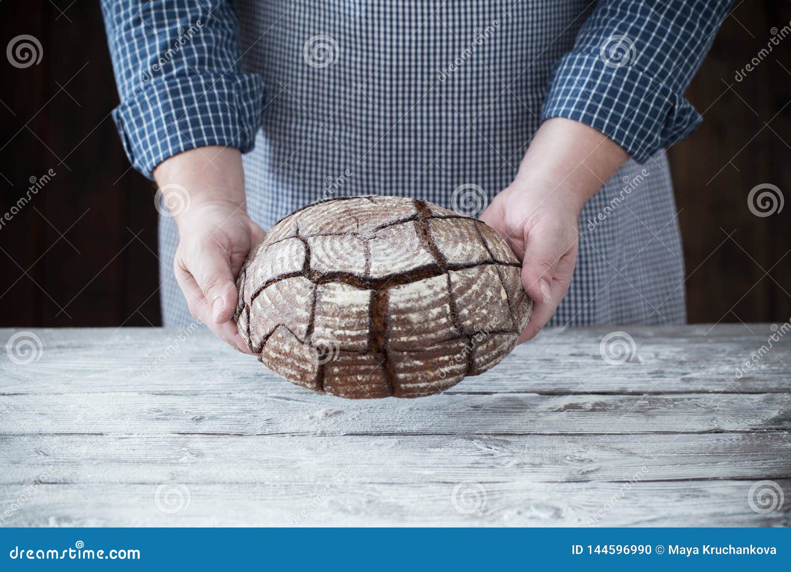 Manos Con Pan En Fondo De Madera Foto de archivo - Imagen de comida ...