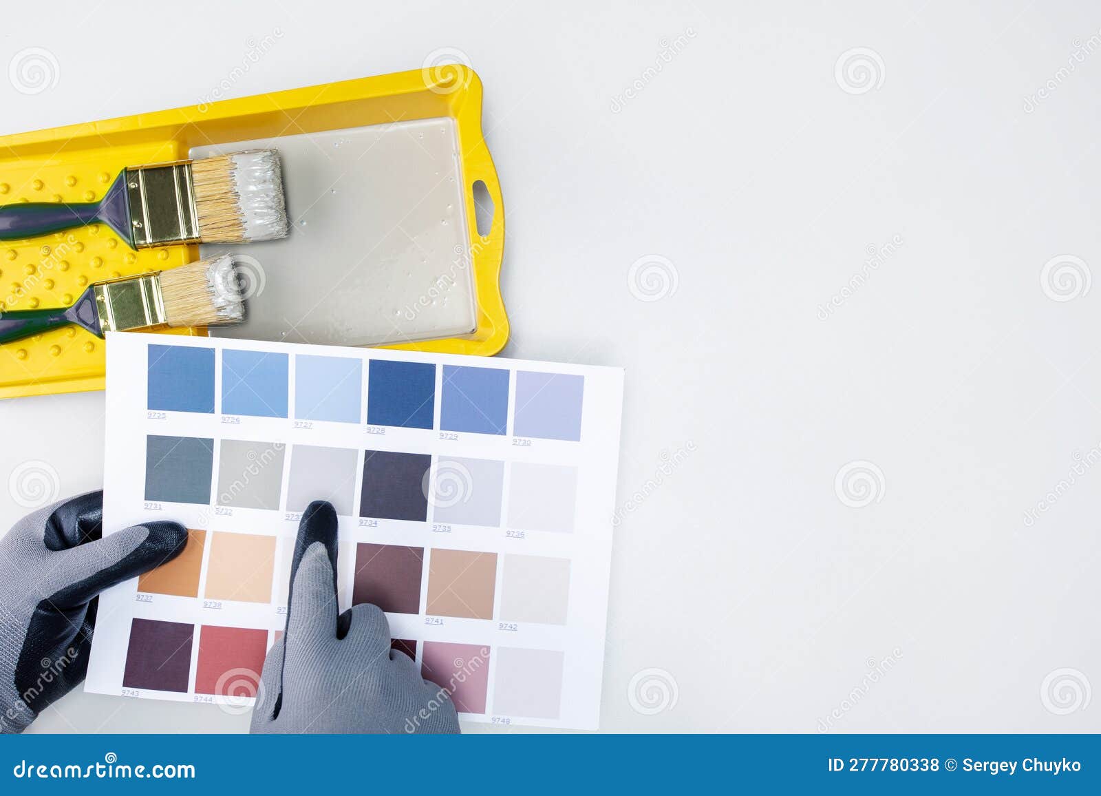 Manos Con Una Paleta De Colores De Pinturas. Foto de archivo - Imagen ... Manos Con Una Paleta De Colores De Pinturas. Foto de archivo - Imagen ...