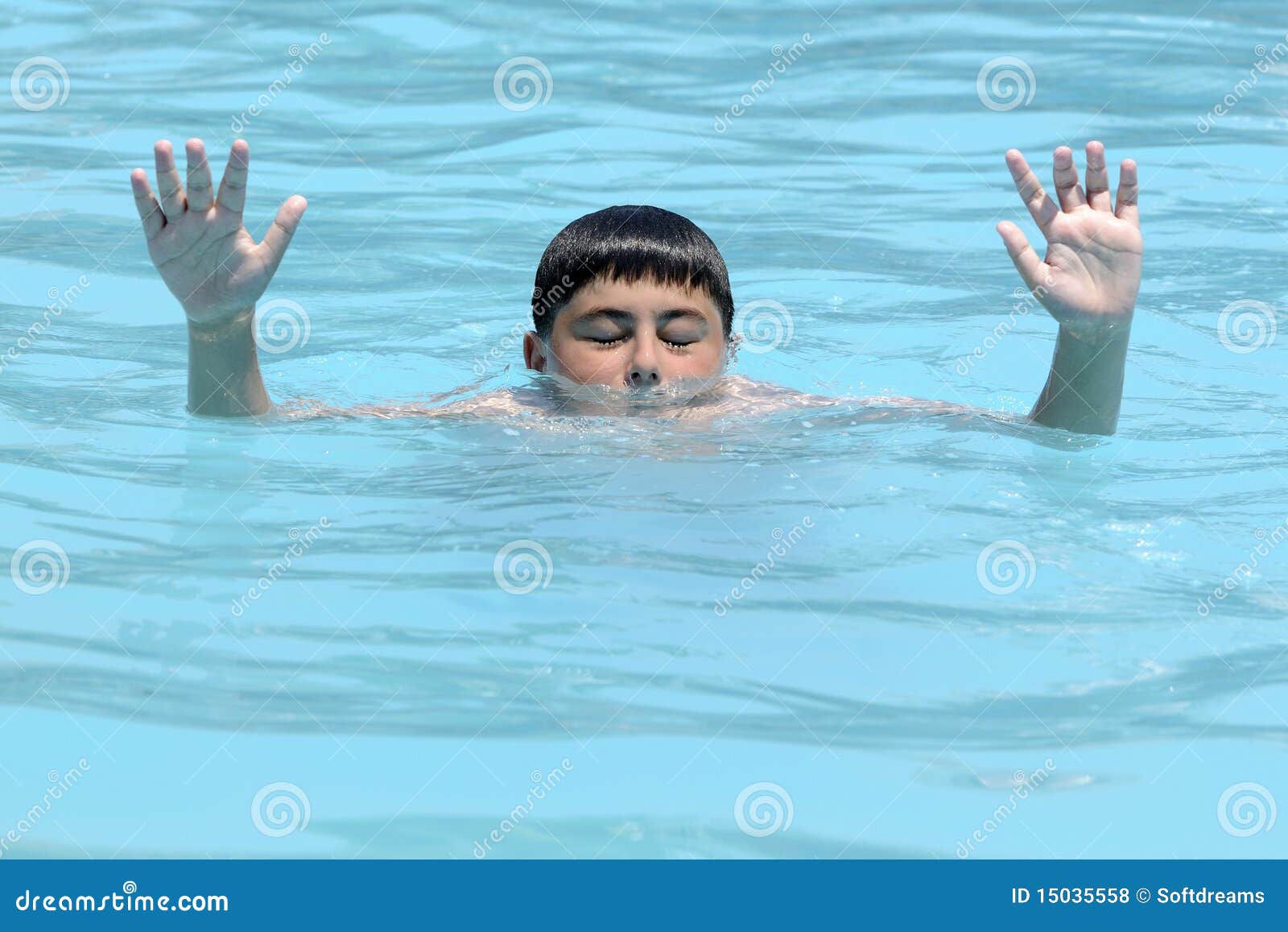 Manos De Ahogar Al Muchacho Foto de archivo - Imagen de ahogamiento ...