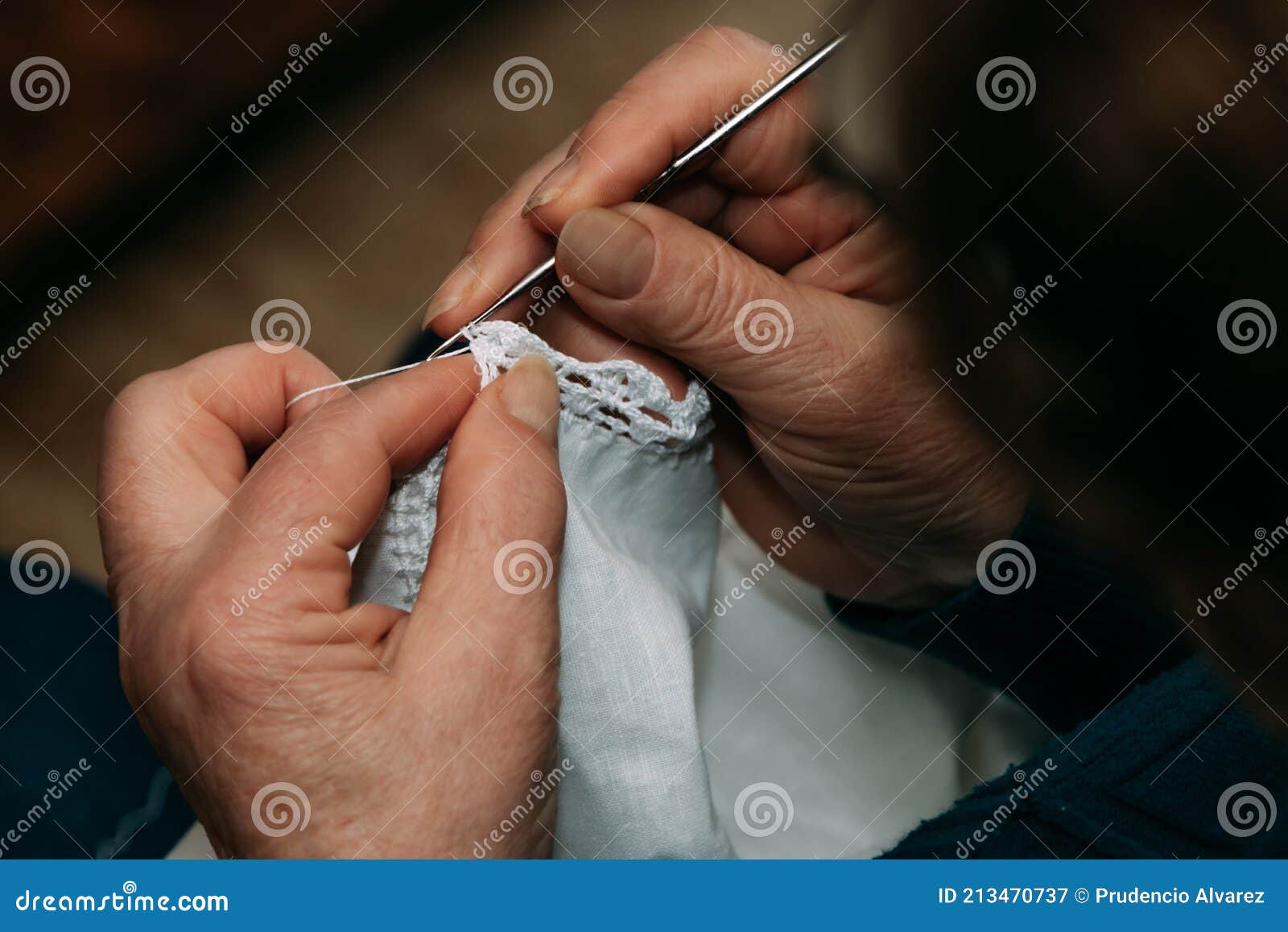 Manos De Mujer Enganchar O Tejer Imagen de archivo - Imagen de textil ...