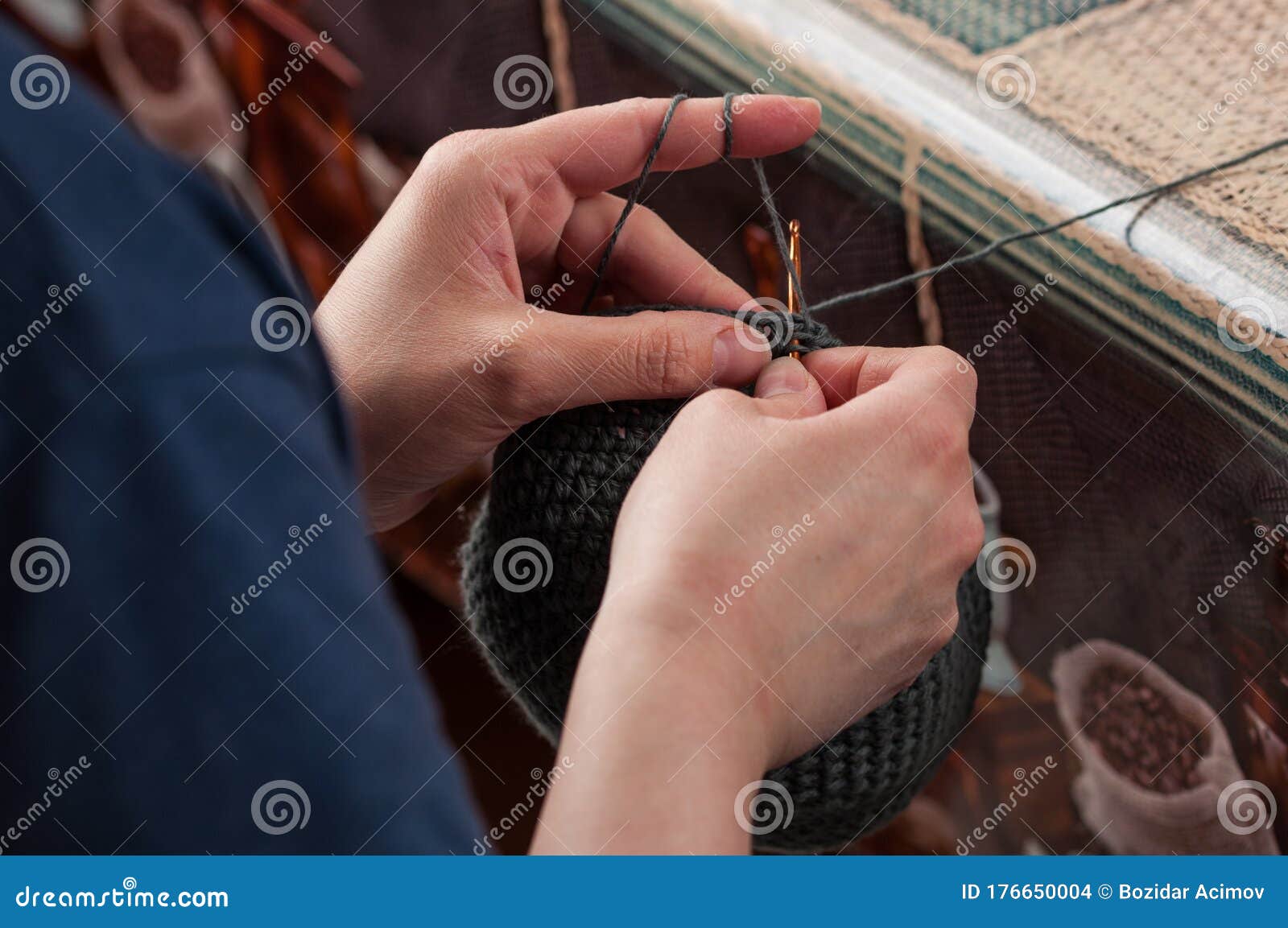 Manos De Mujer Tejiendo Gancho Crochet Foto de archivo - Imagen de ...