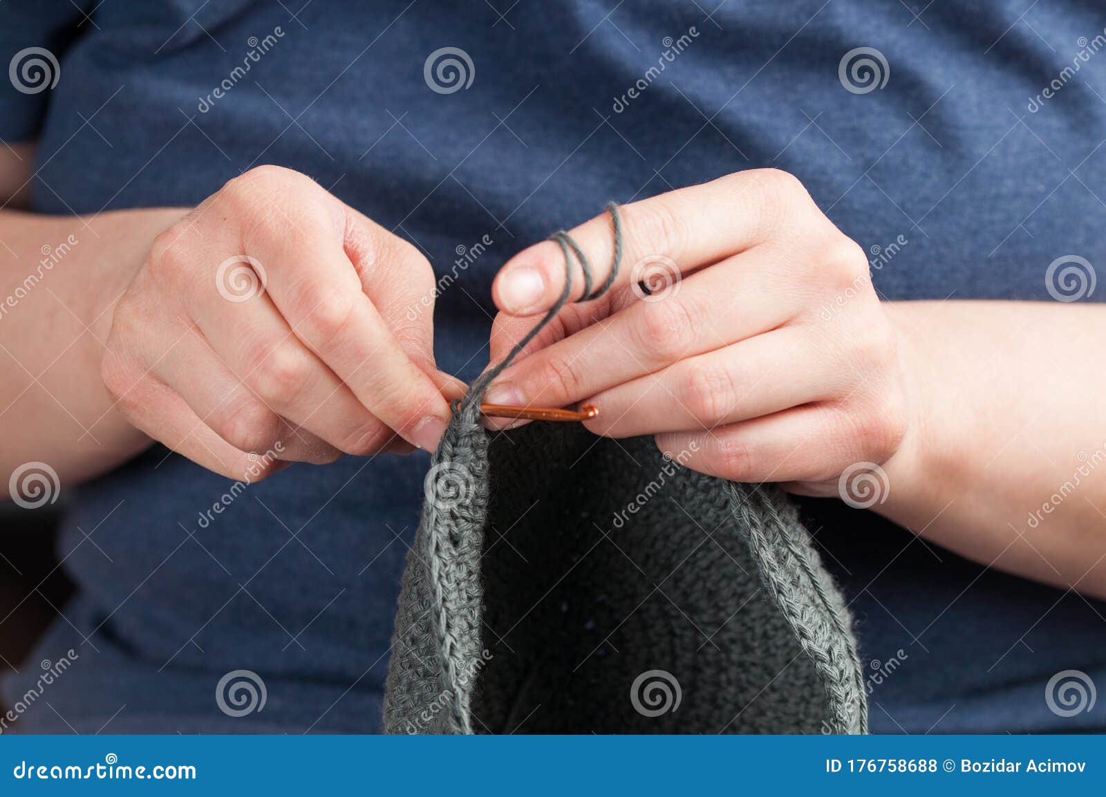 Manos De Mujer Tejiendo Gancho Crochet Foto de archivo - Imagen de ...