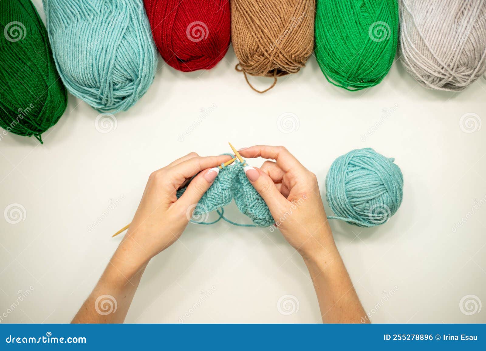 Manos De Mujer Tejiendo Sombrero Con Agujas E Hilo Foto de archivo ...