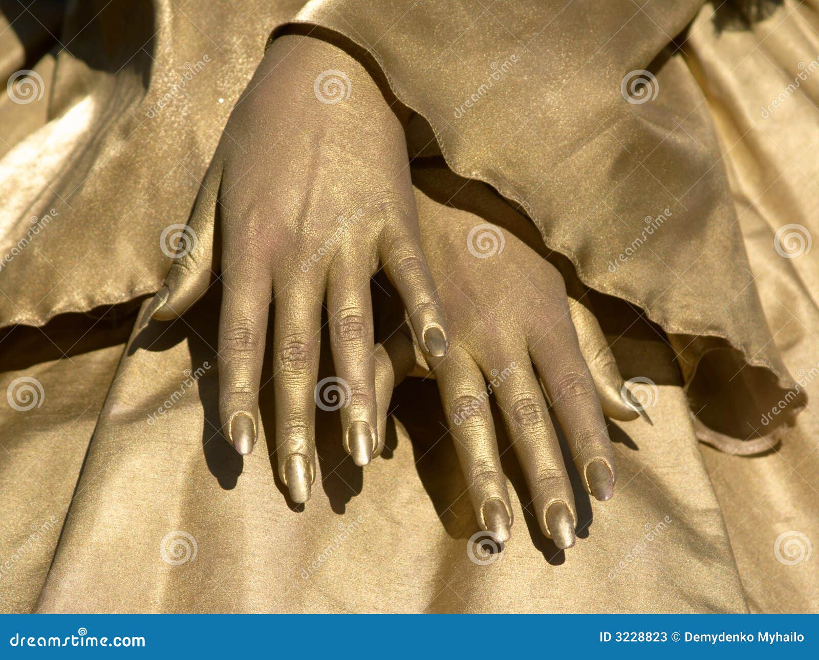 Manos de oro de mujeres imagen de archivo. Imagen de hembra - 3228823