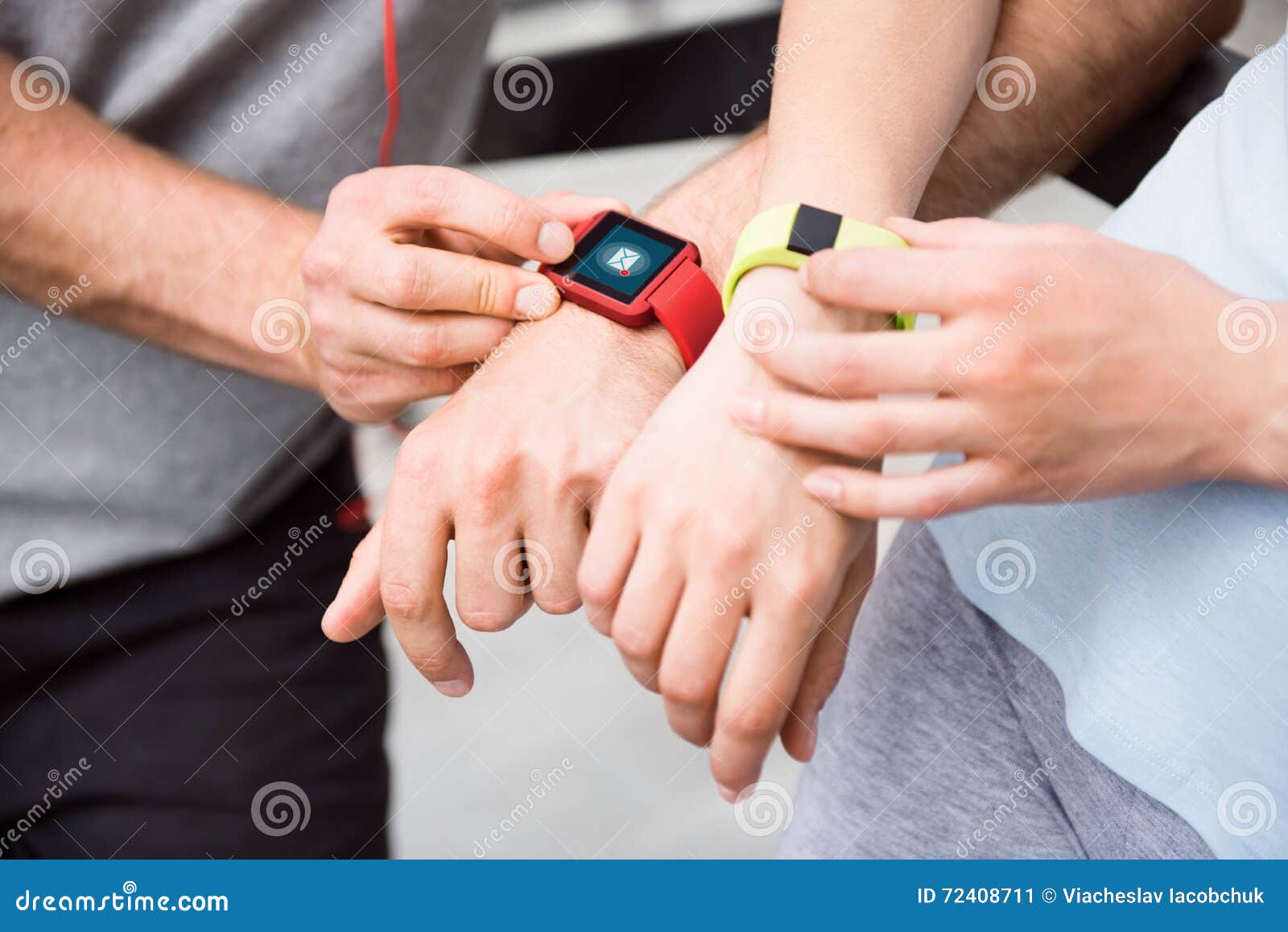 Manos De Personas Con Los Relojes Elegantes Imagen de archivo - Imagen ...