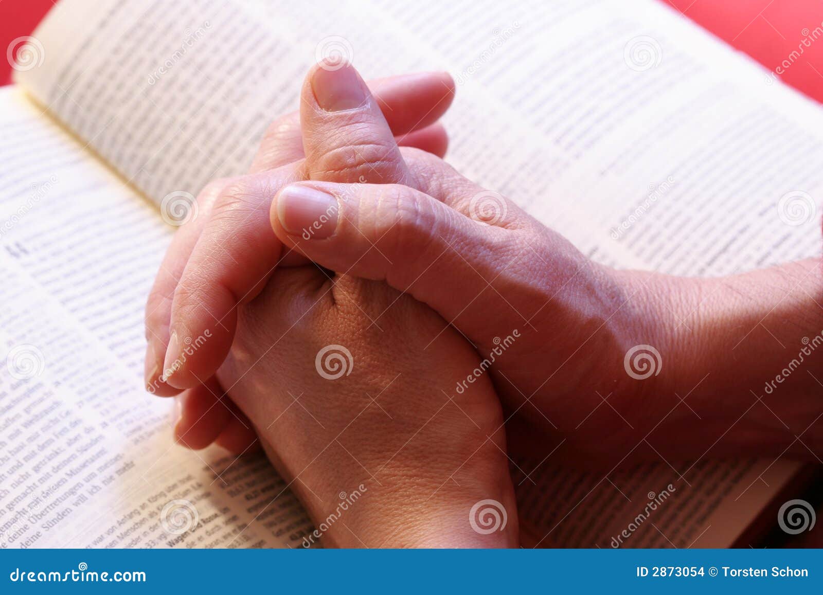Manos de rogación foto de archivo. Imagen de crucifijo - 2873054