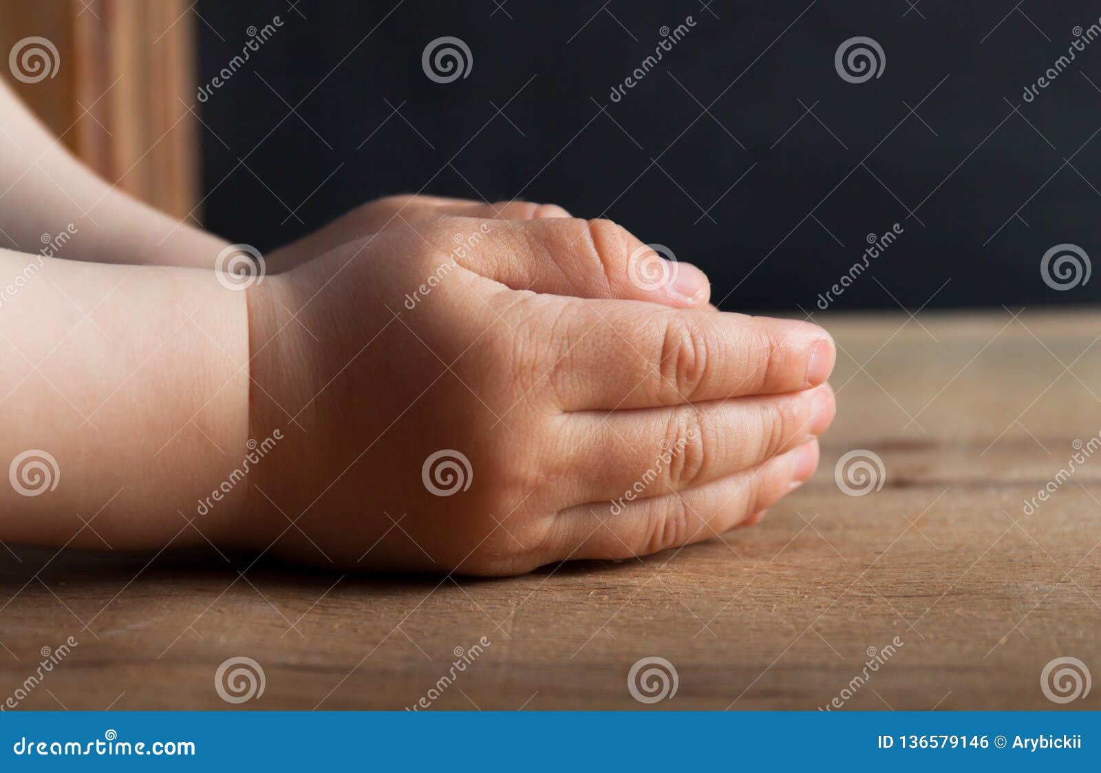 Manos De Rogar Al Hombre Joven Foto de archivo - Imagen de religioso ...