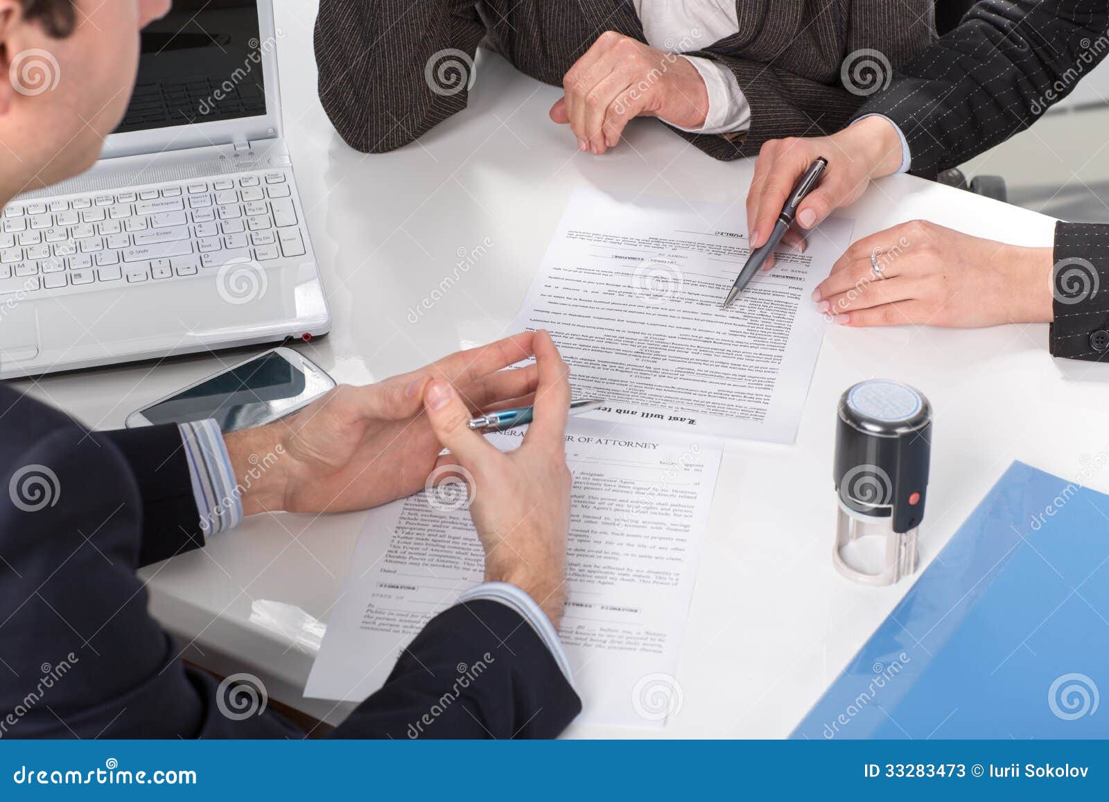 Manos De Tres Personas, Documentos De Firma Imagen de archivo - Imagen ...